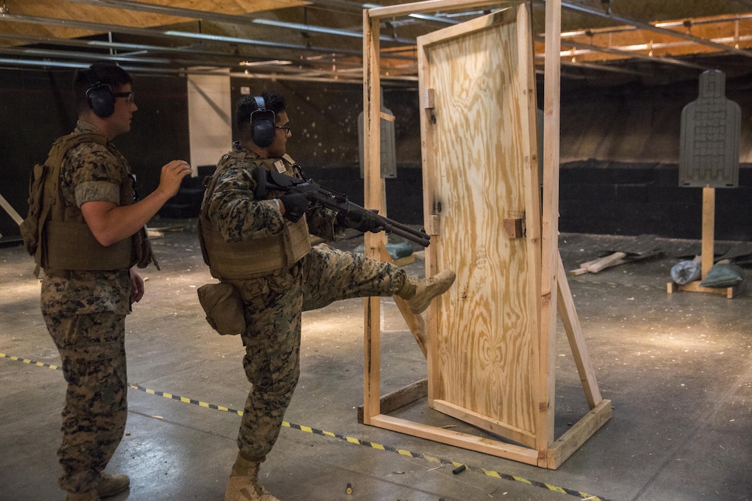 MWSS-171 conducts breach training at range