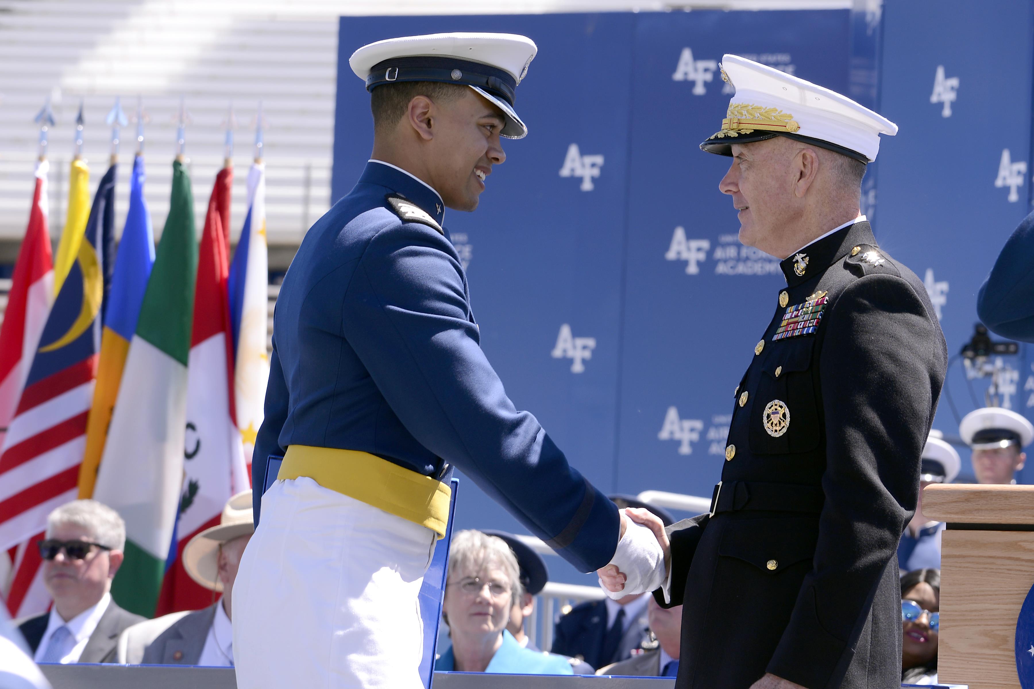 Gen. Dunford to Class of ‘17 grads: ‘It’s time to lead’ > U.S. Air ...