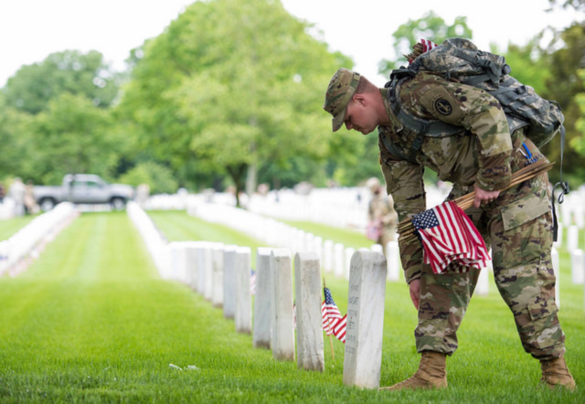 ‘Old Guard’ Soldiers Salute Fallen With ‘Flags In’ Tribute > Air ...