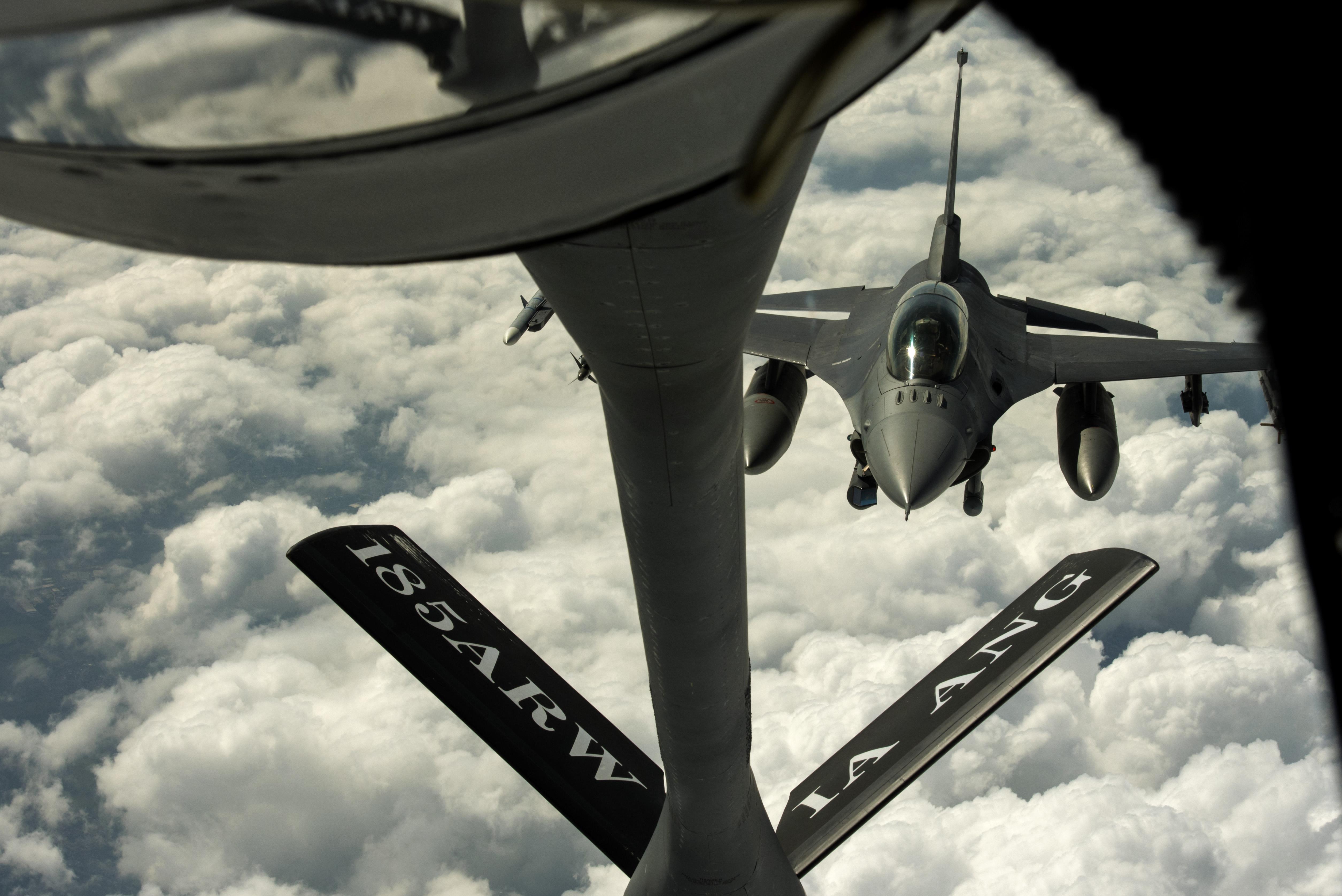 185th ANG provides refueling training to F-16 Fighting Falcons > U.S ...