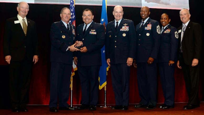 Fit for a King: C-130J pilot wins 2017 Dutch Huyser award > Dyess Air ...