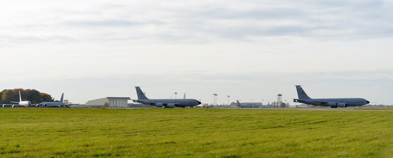 100th ARW's tankers perform 'elephant walk' > Royal Air Force Mildenhall > Article Display