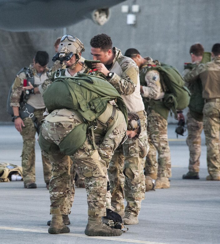 Military free fall operations at Kadena > Air Force Special Operations ...