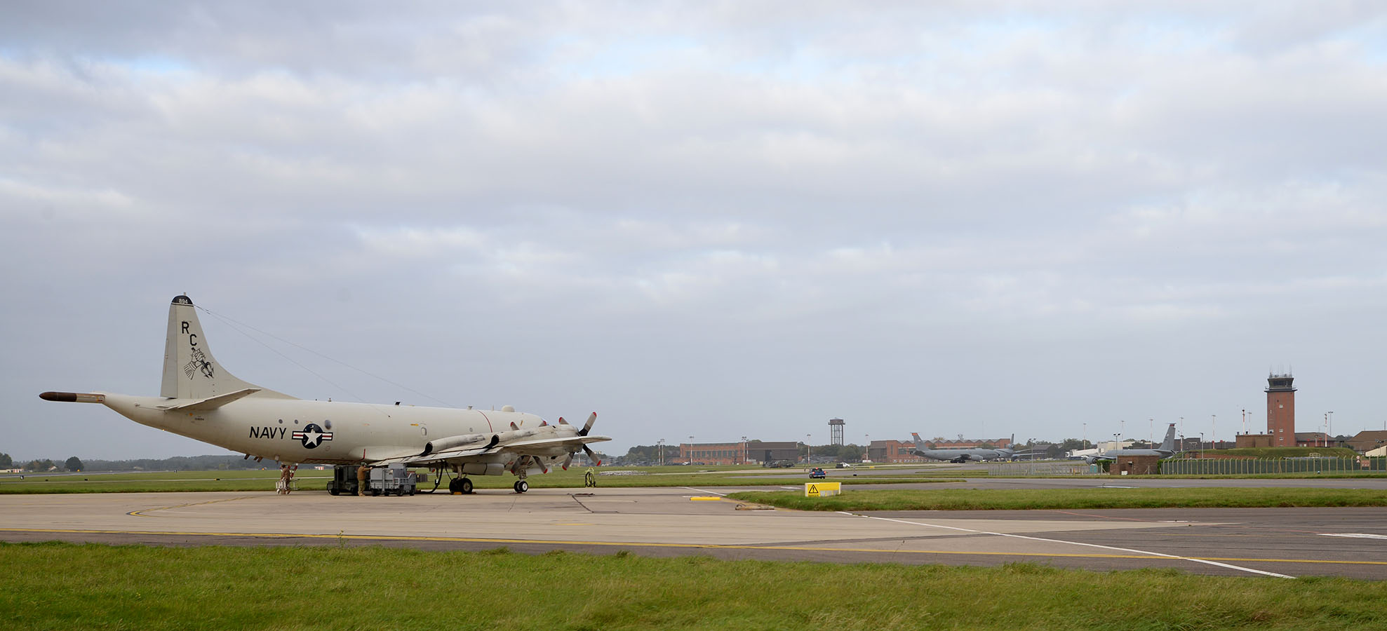U.S. Navy aircraft stop off at RAF Mildenhall en route home > Royal Air ...