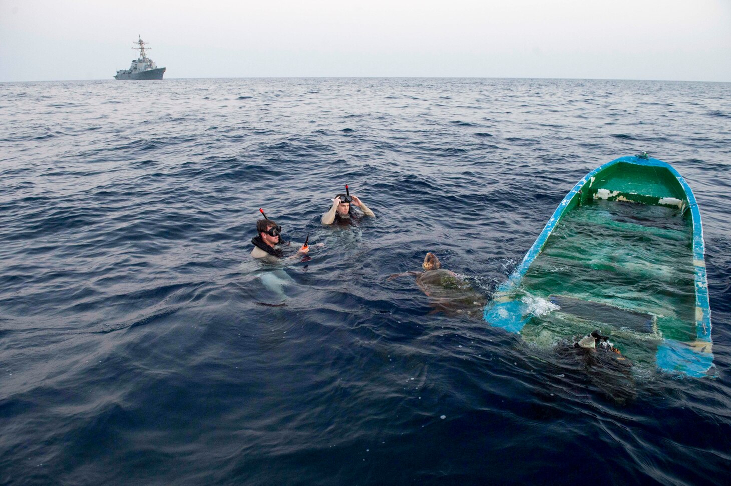 Howard Sailors Rescue Sea Turtle in Arabian Gulf > United States Navy ...