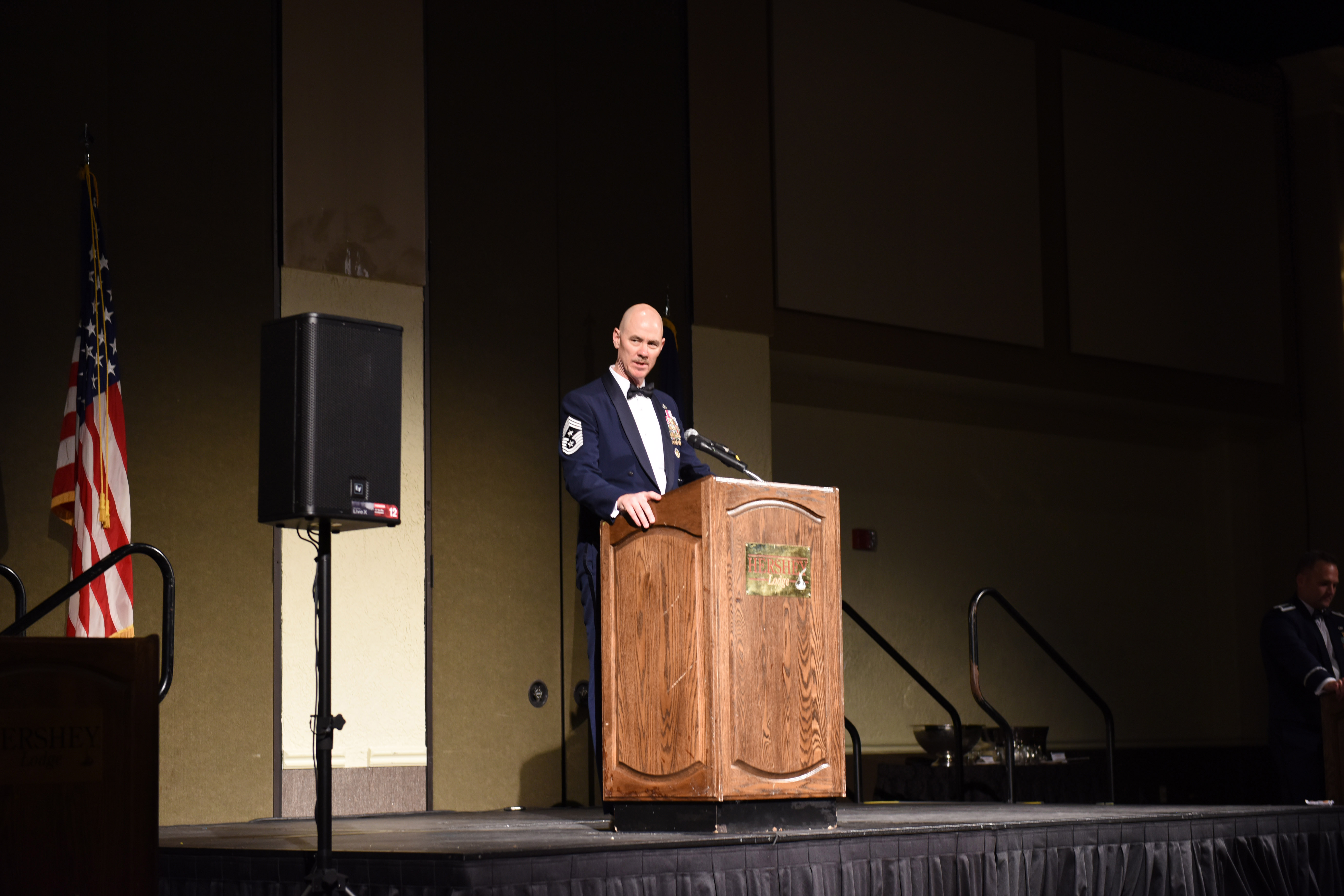 Chief Anderson addresses attendees of 2017 wing dining out