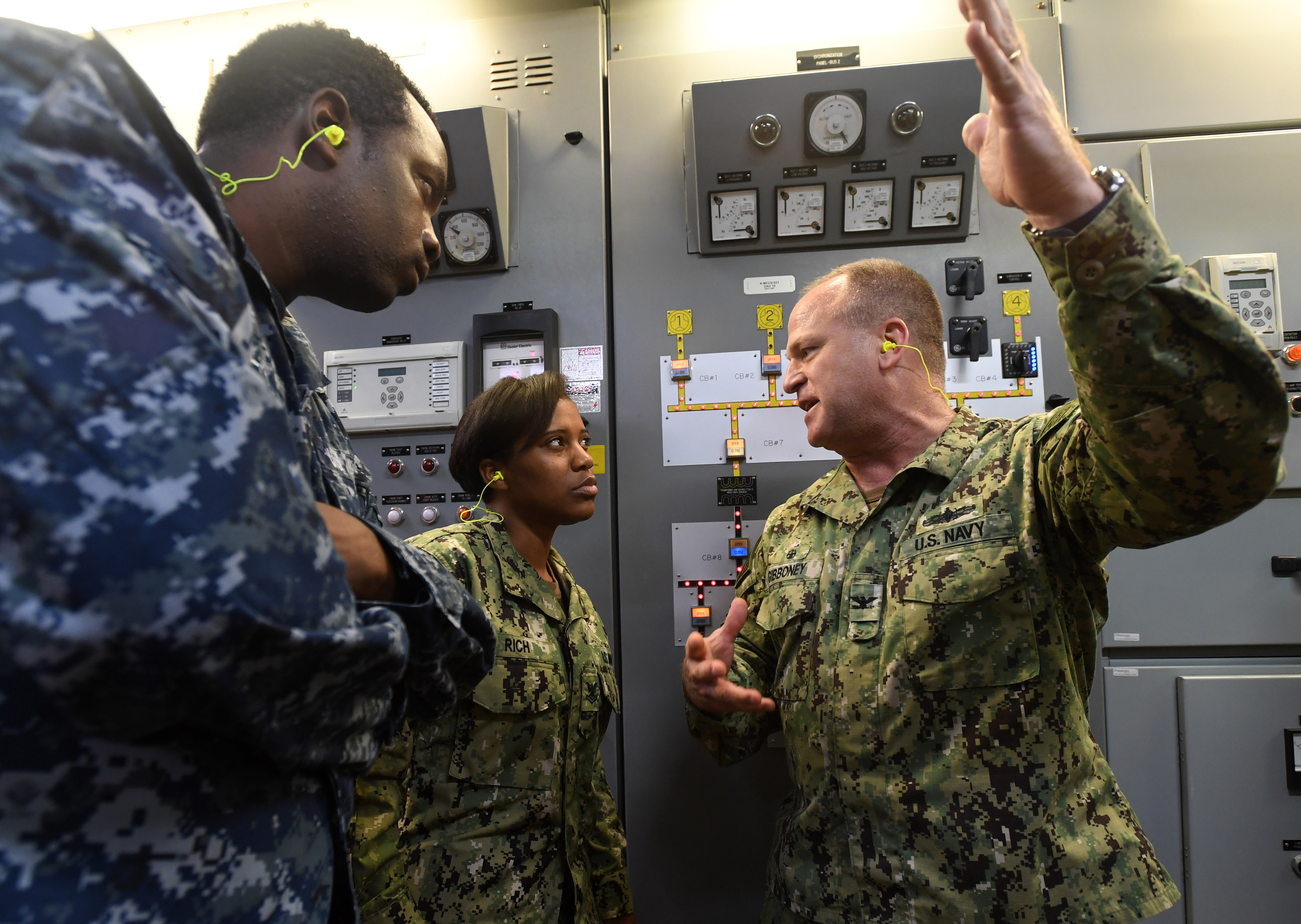 Sailors receive grand tour of USNS Washington Chambers > U.S. Naval ...