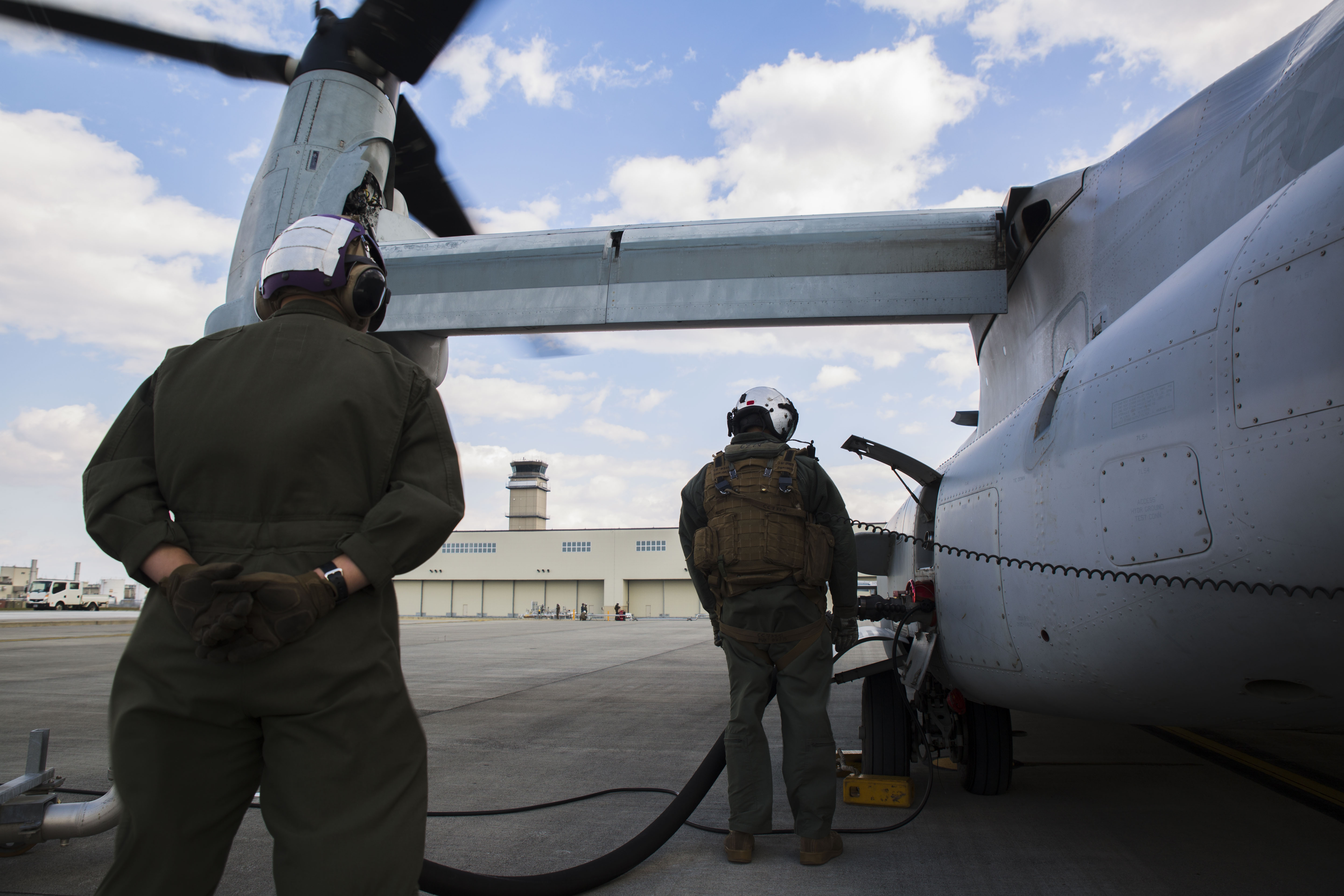 Dragons conduct hot-pit refueling at MCAS Iwakuni
