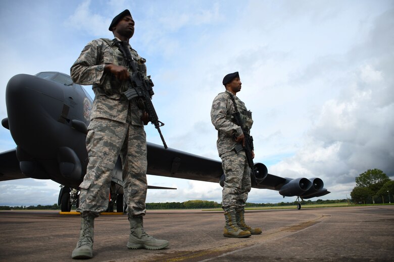 Ample Strike Rolls On, Second B-52 Arrives > 307th Bomb Wing > Article ...
