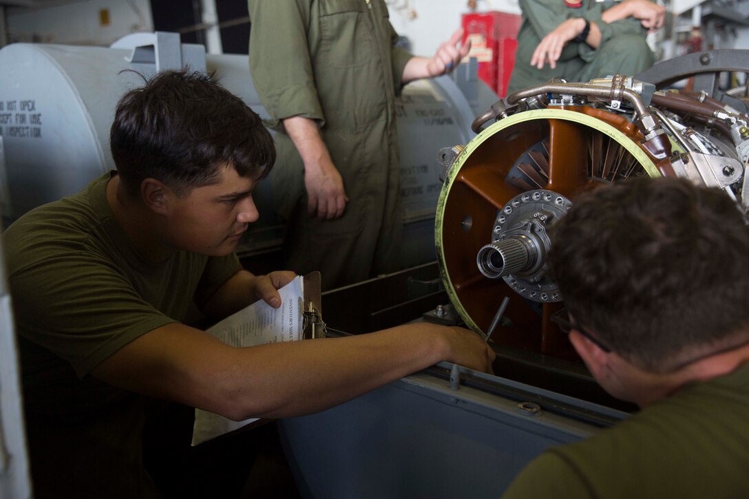 26th MEU Marines maintain equipment at sea