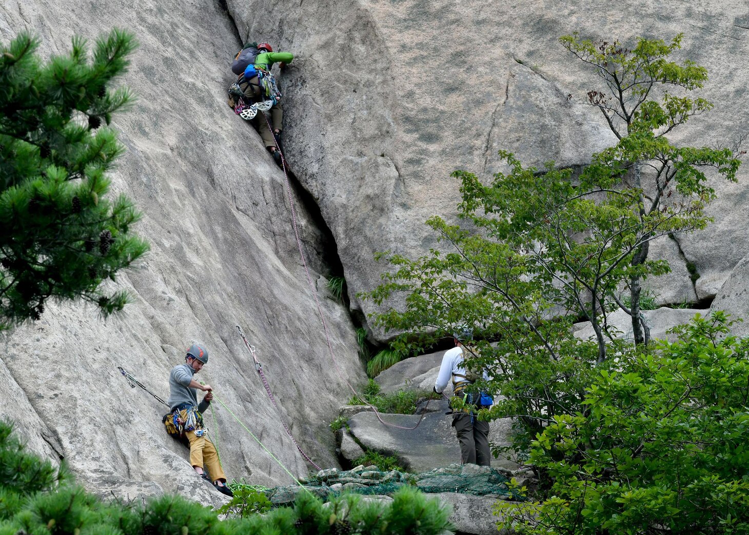 51st Explosive Ordnance Disposal Scales More Than 2,200 Feet > U.S ...