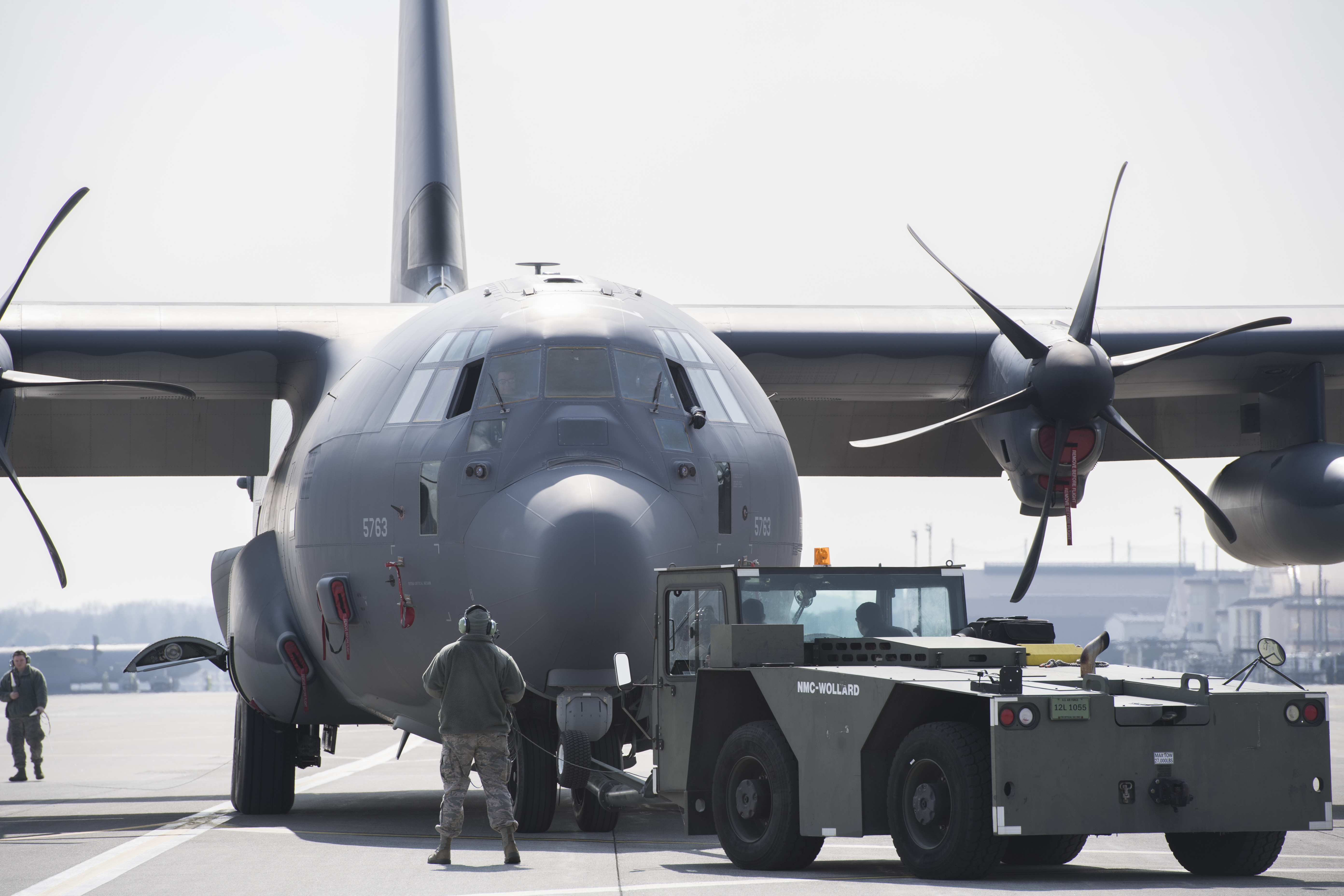 How maintainers move aircraft > Yokota Air Base > Article Display