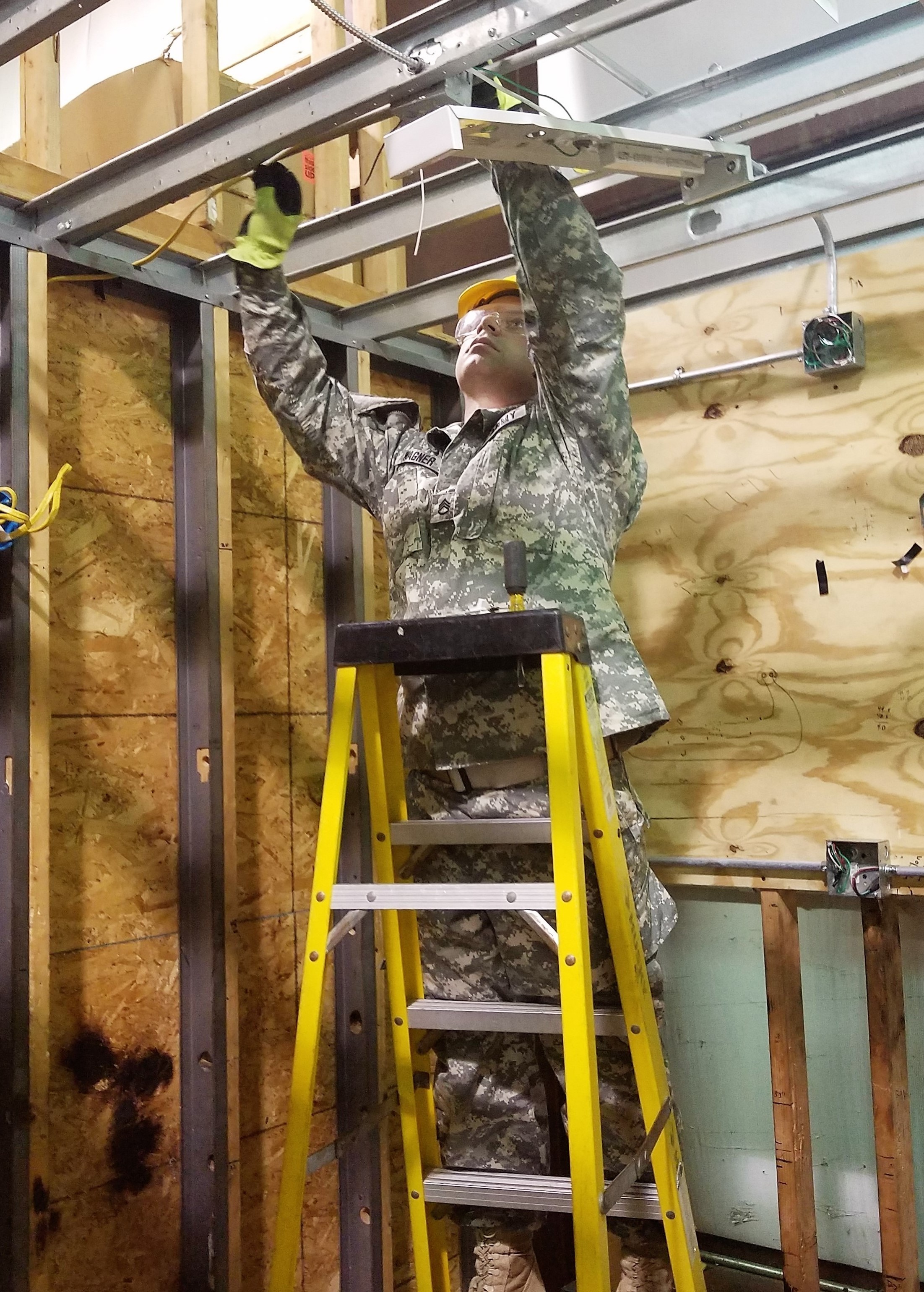 ‘Light me up:’ Soldiers power through Interior Electrician training > U ...