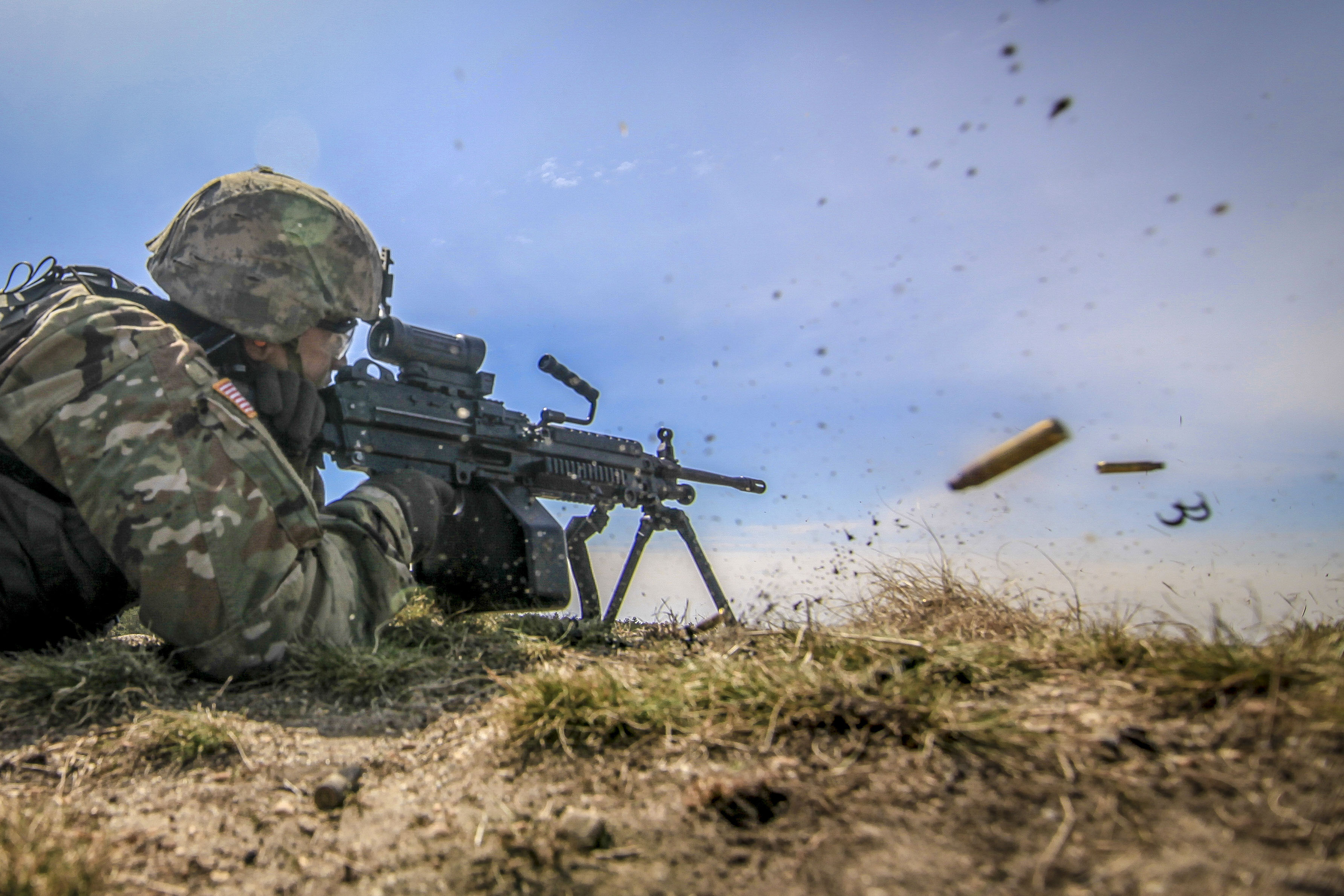A New Jersey Army National Guard soldier fires a M249 SAW during live ...