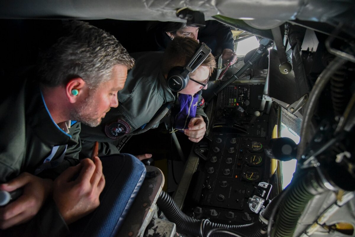 927th ARW Hosts ESGR Boss Lift > 927th Air Refueling Wing > Article Display