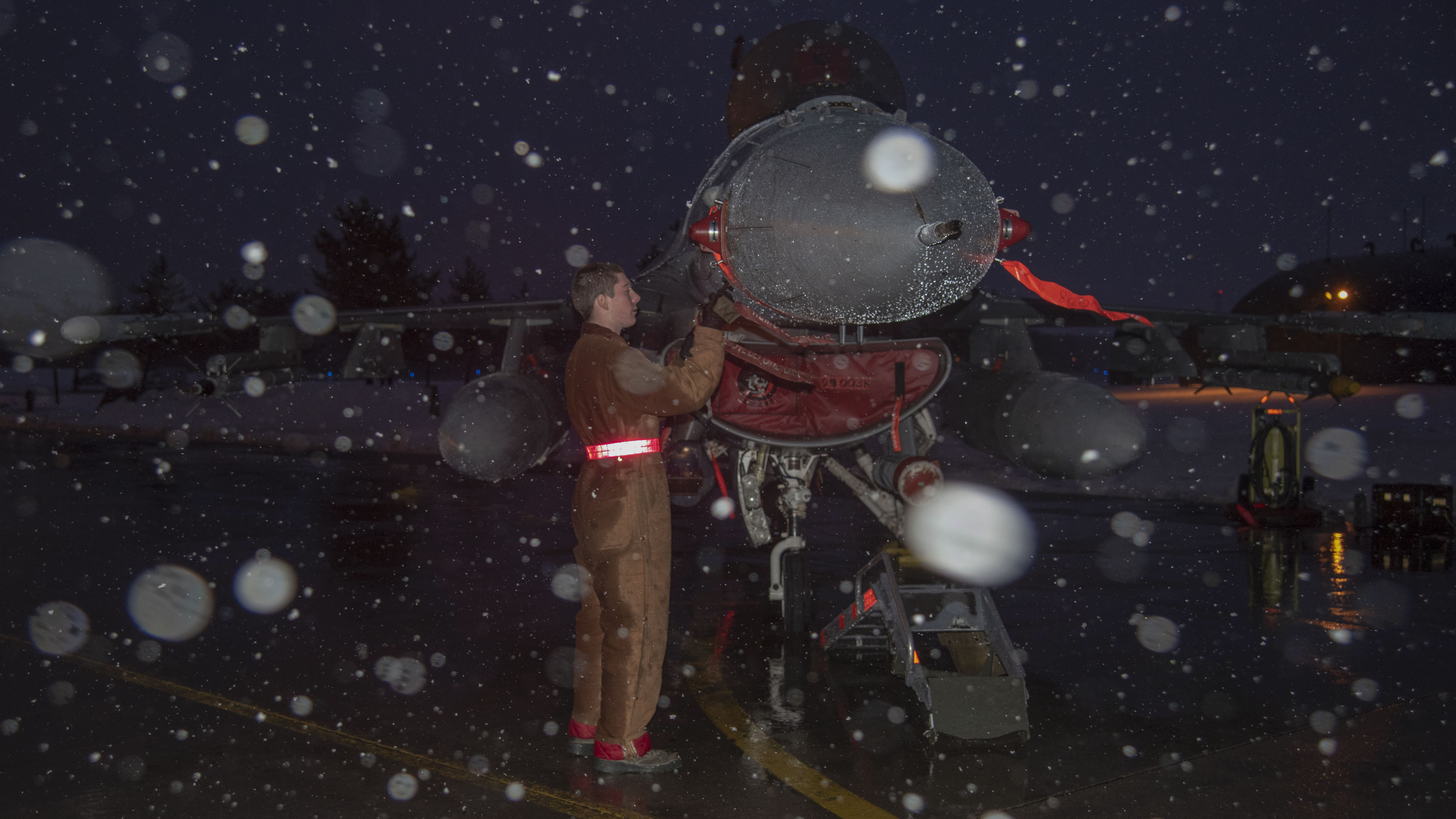 Misawa maintainer withstands winter weather > Misawa Air Base > Article ...