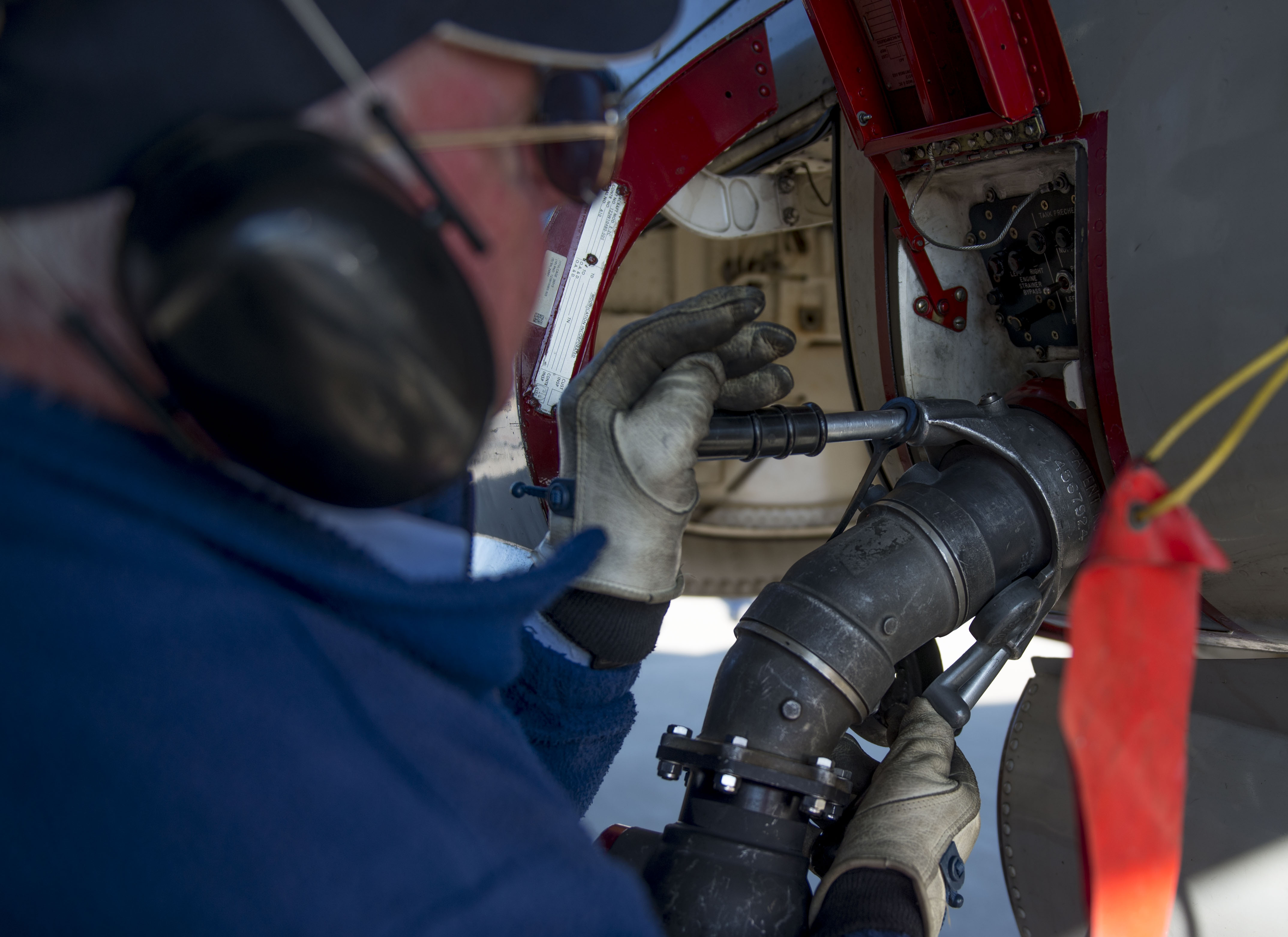 Scott performs hot pit refueling > Scott Air Force Base > News