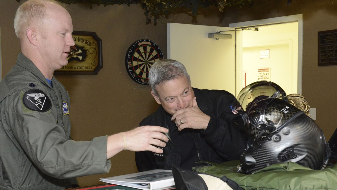 Actor Gary Sinise drops by Edwards