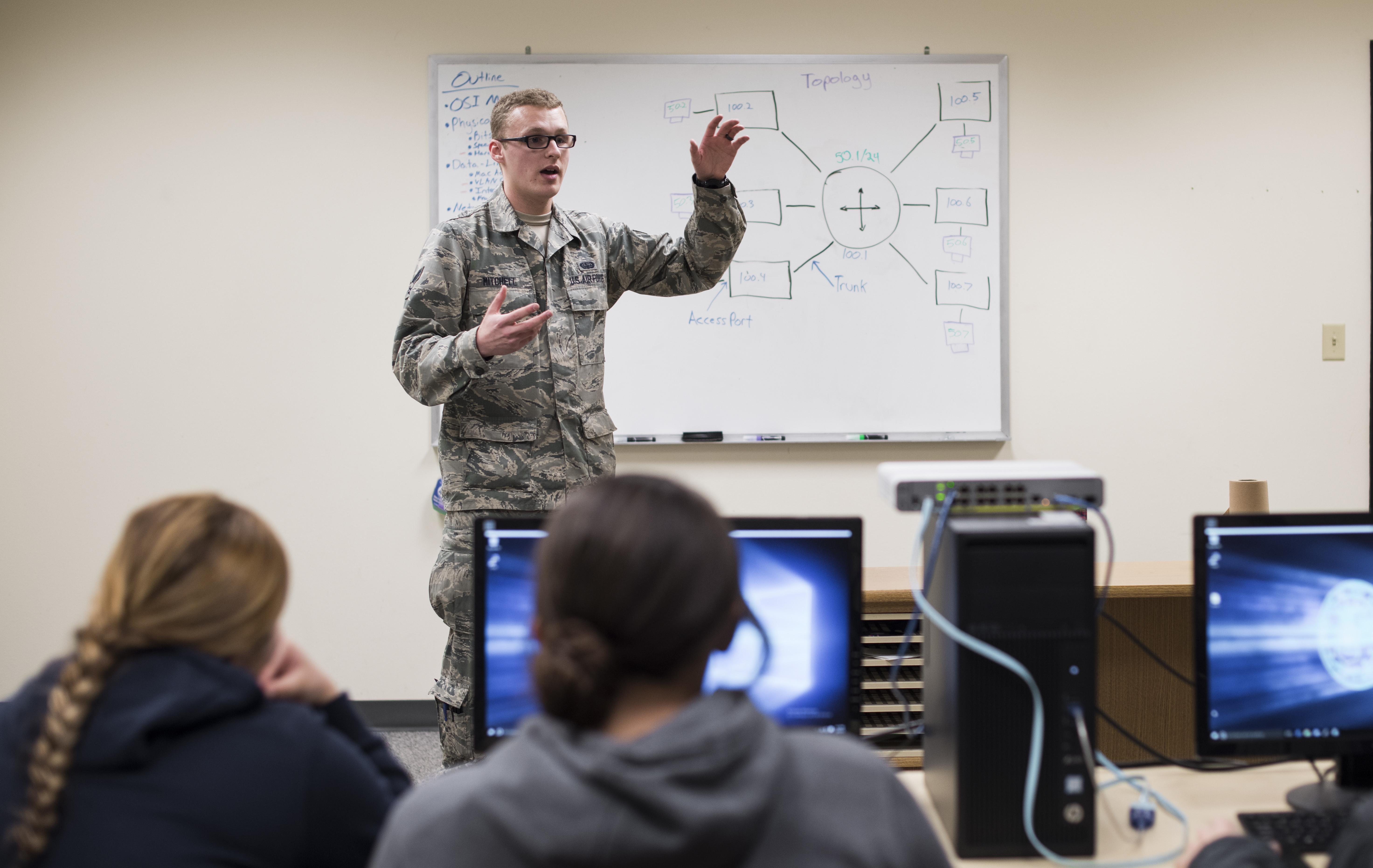 Communications Airmen show career field to students > Fairchild Air ...