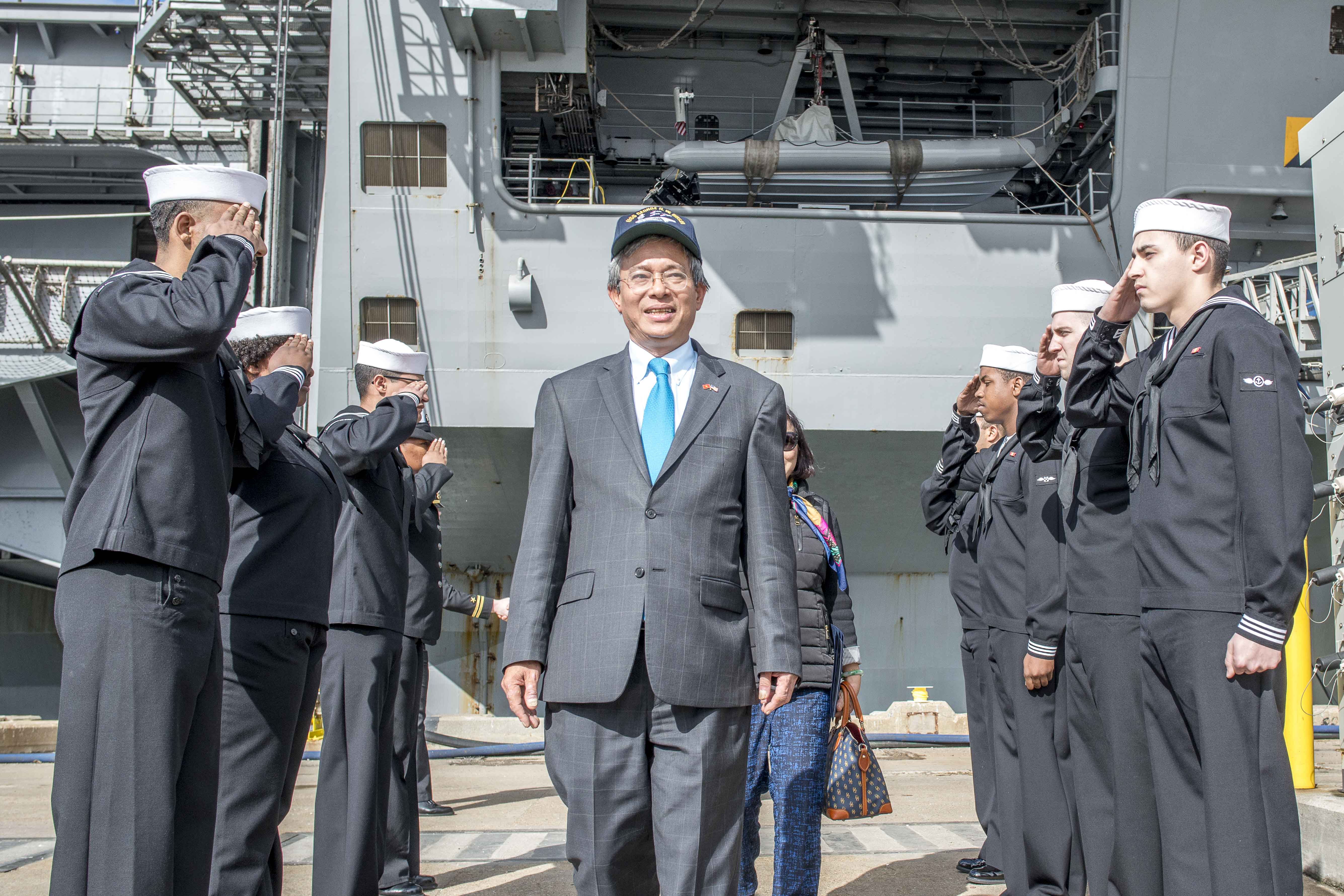 Vietnam Ambassador to United States visits USS George HW Bush (CVN 77 ...