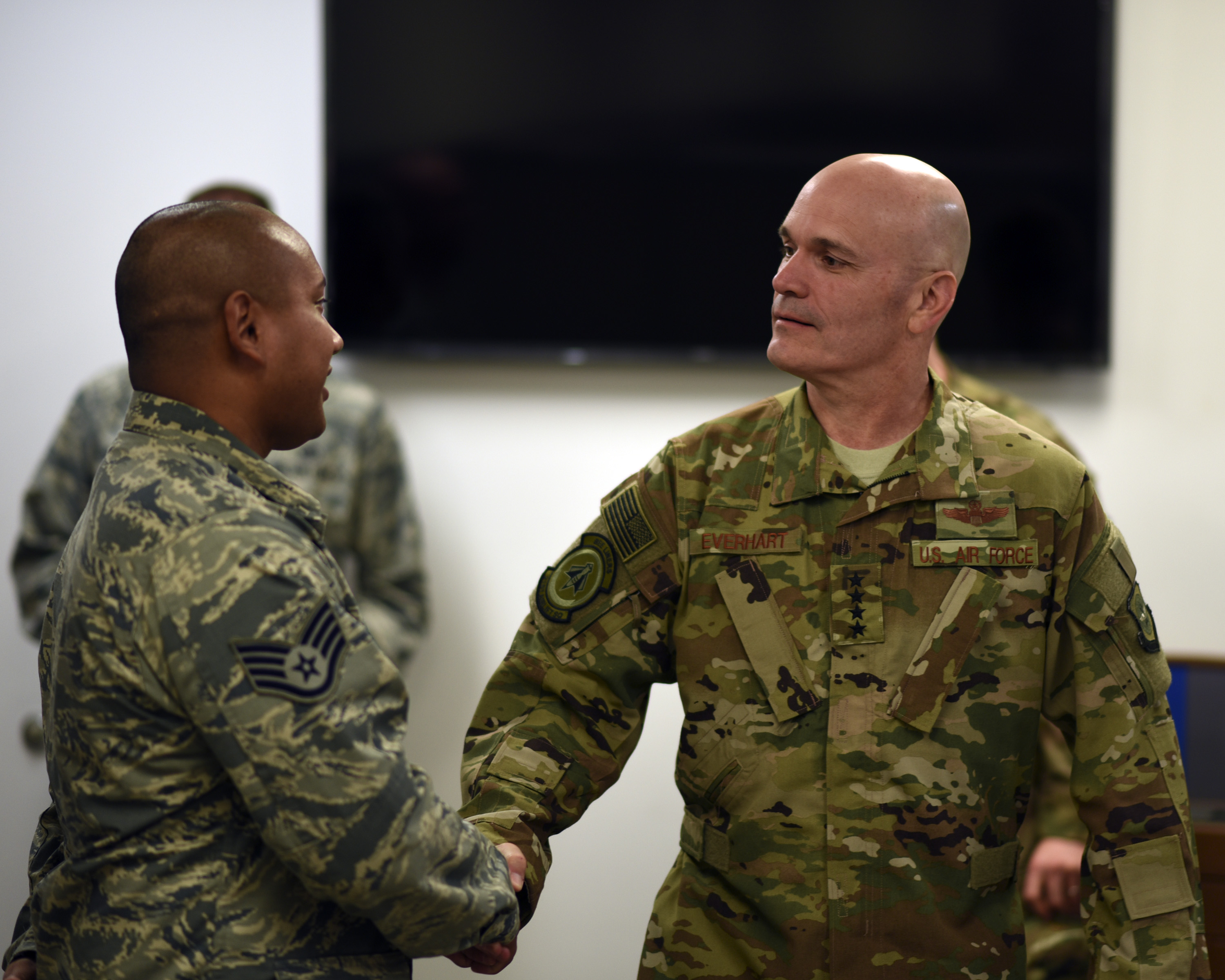AMC commander visits 515th AMOW