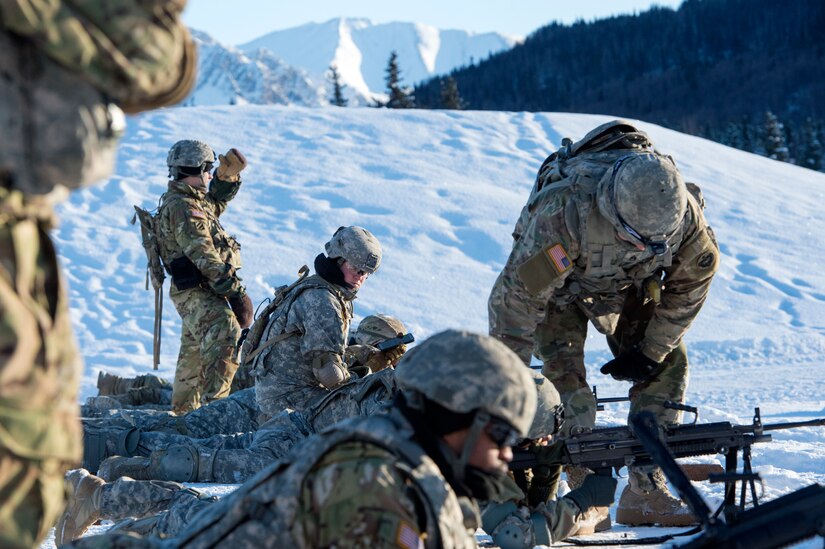 17th Combat Sustainment Support Battalion Soldiers fire machine guns at ...