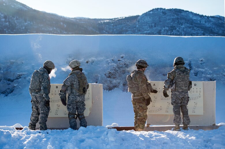 17th Combat Sustainment Support Battalion Soldiers fire machine guns at ...