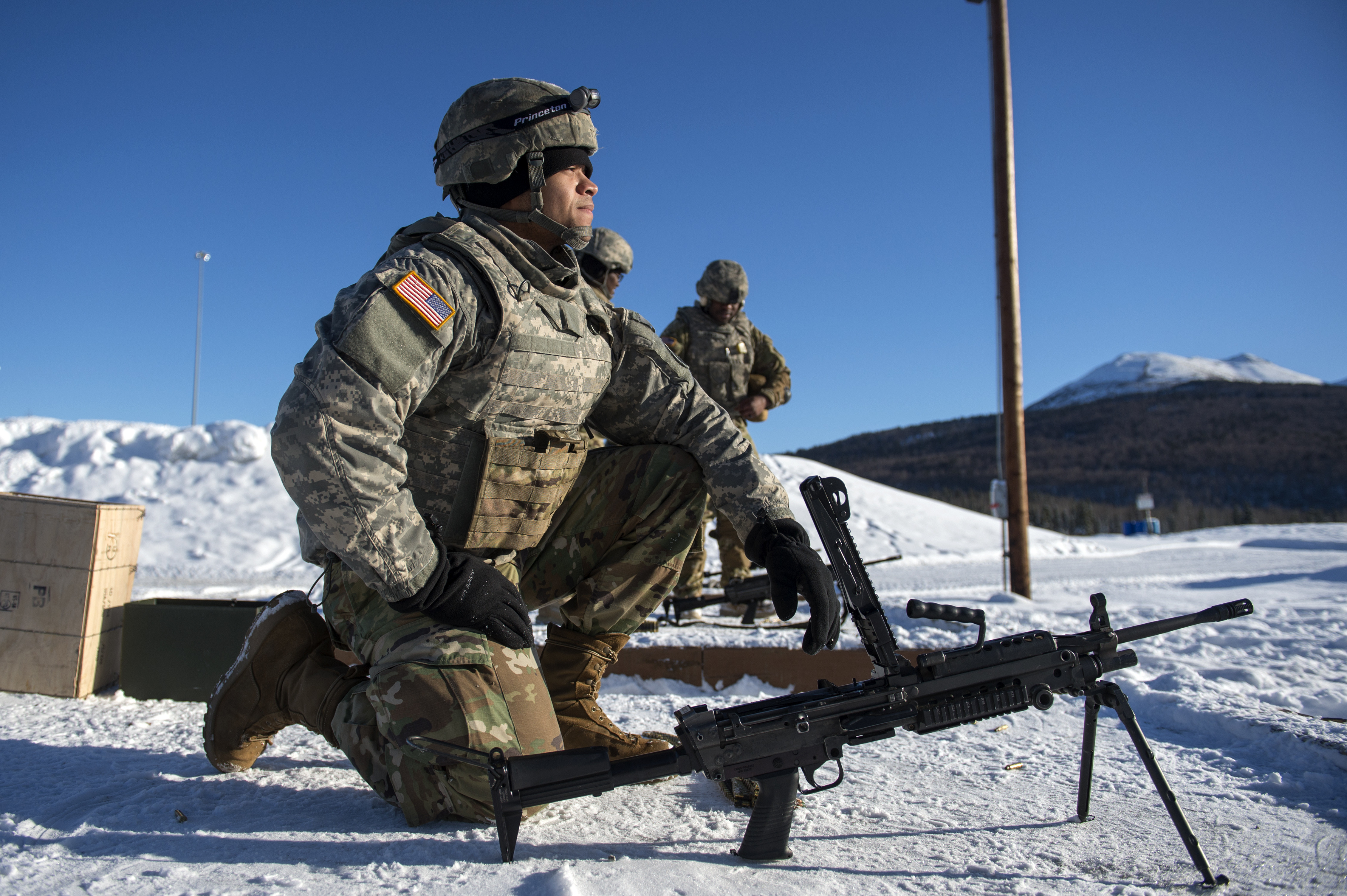 17th Combat Sustainment Support Battalion Soldiers fire machine guns at ...