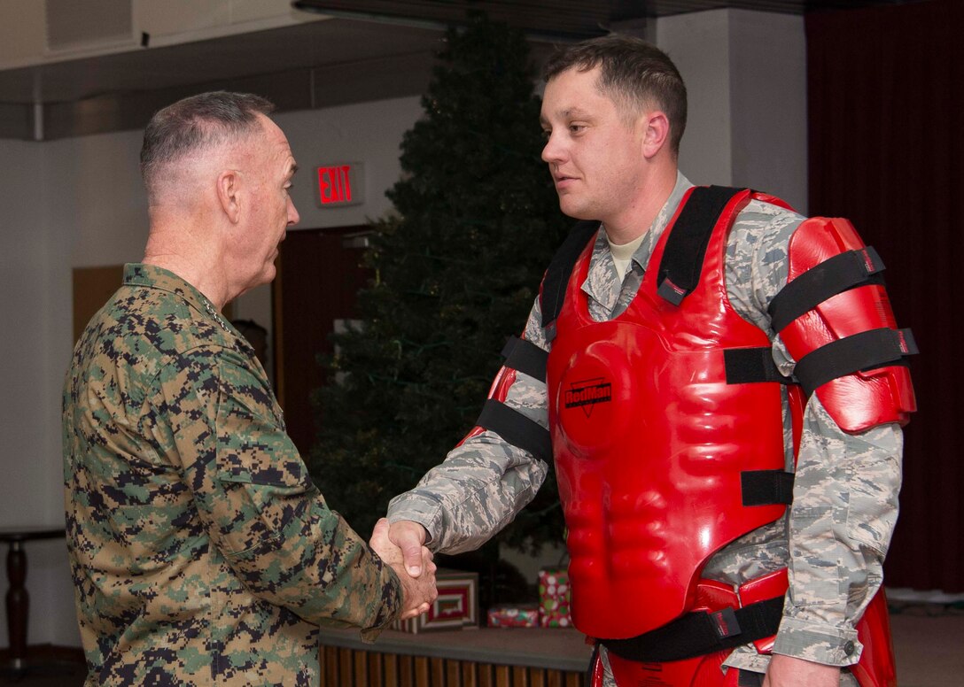 Gen. Dunford and USO bring taste of home to Morón this holiday
