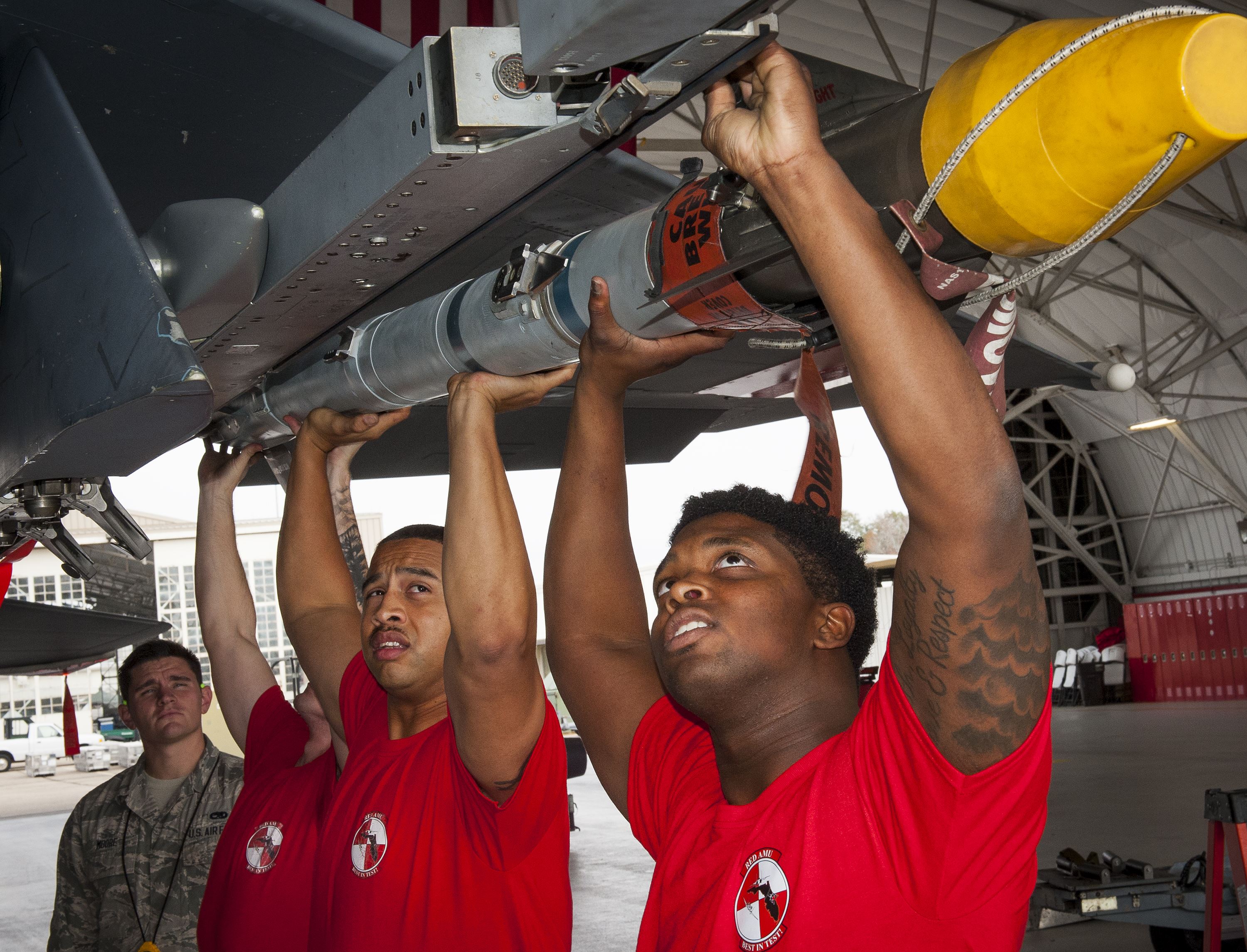 Red roars in weapons load battle > Eglin Air Force Base > Article Display