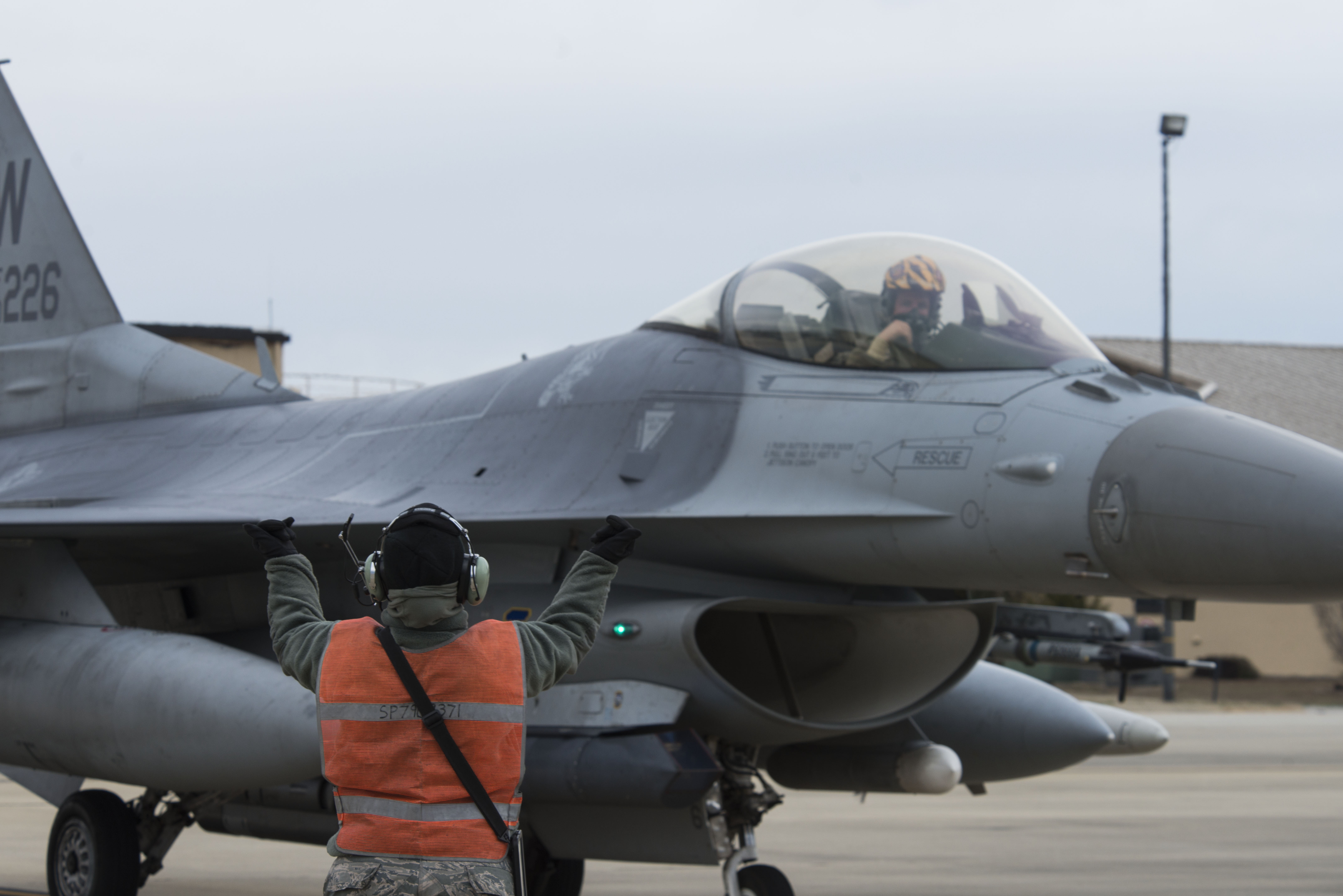 F-16s burn up runway with hot pits > Shaw Air Force Base > Article Display