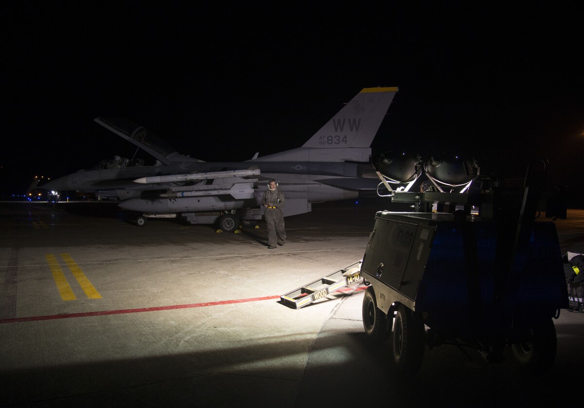 Night flying enhances aircraft maintenance unit's readiness > Misawa ...