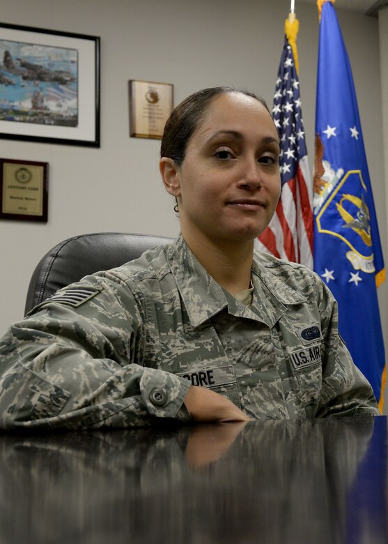 In-service recruiter guides Little Rock Airmen to AF Reserve > Little ...
