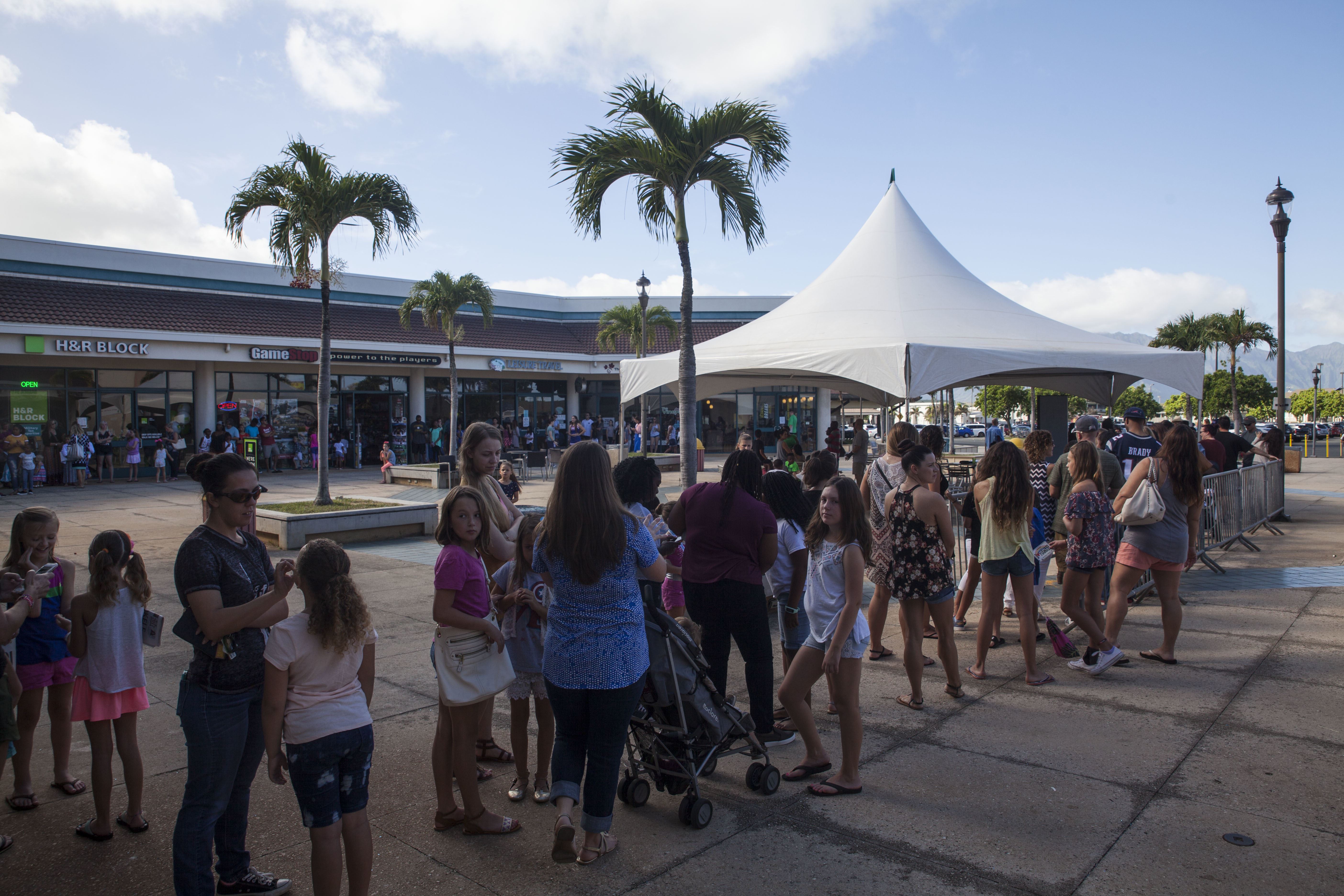 Olympic medalist visits MCBH for final USO stop tour > Marine Corps ...