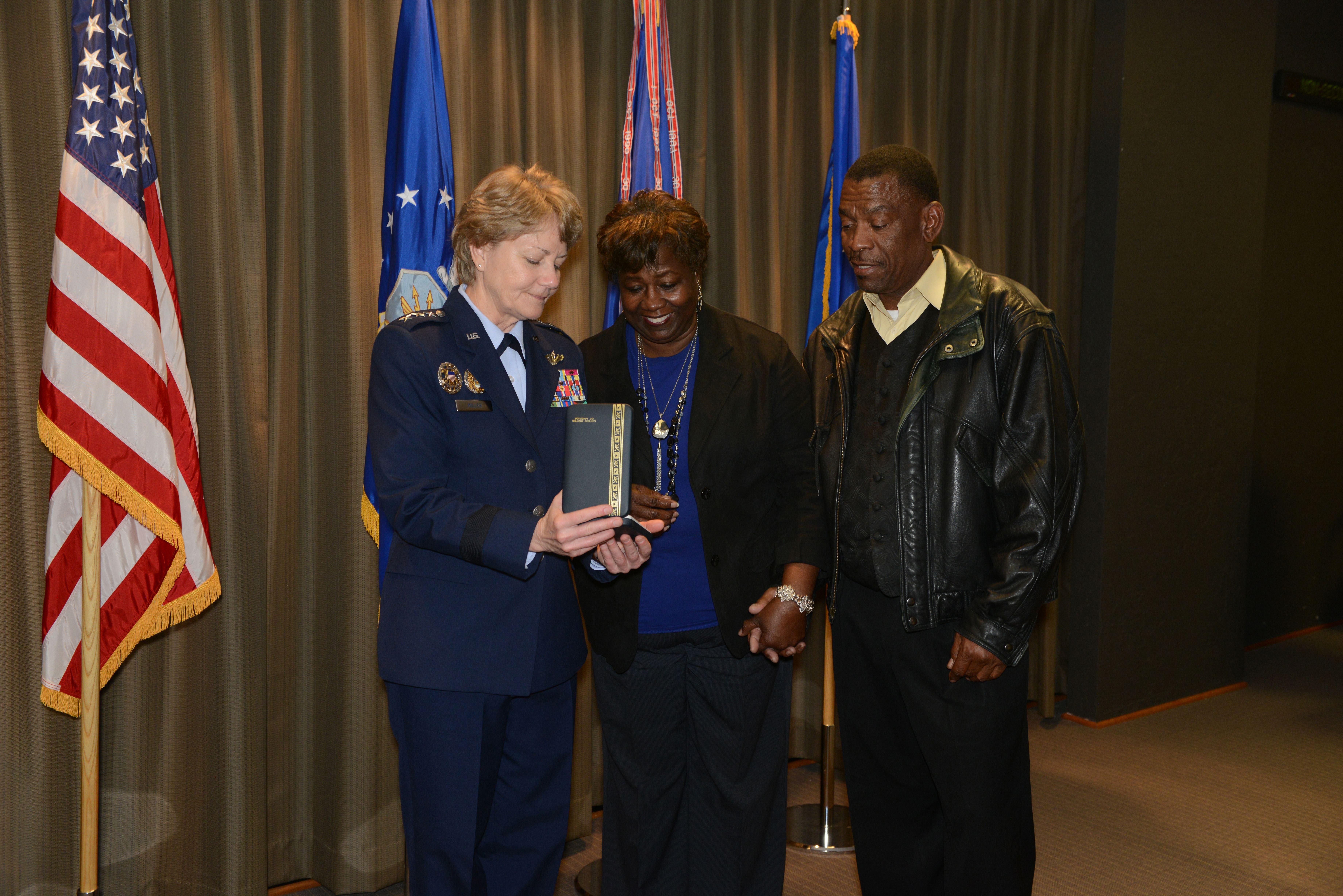 Commander posthumously awards MSM to fallen AFRC member > Air Force ...
