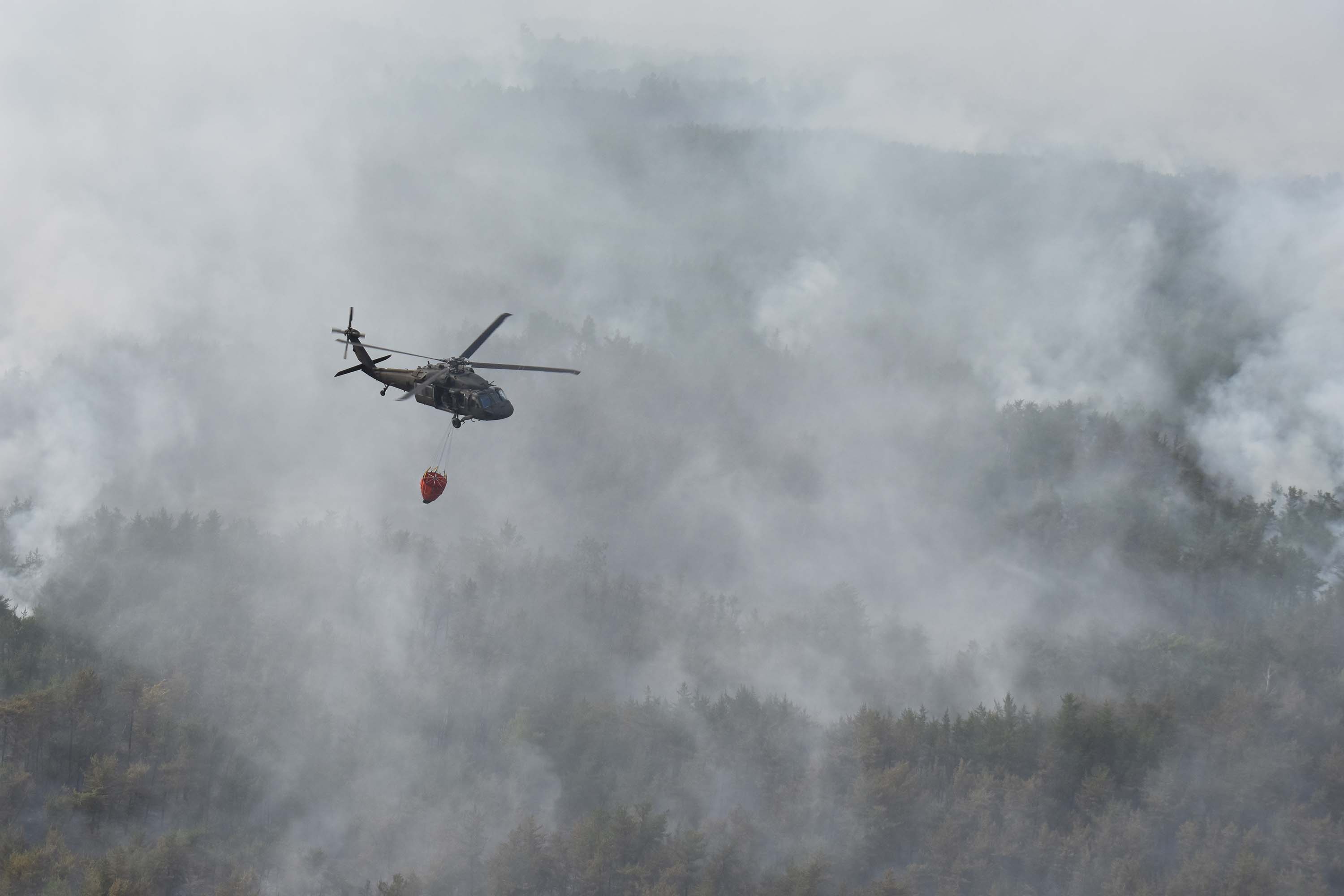 N.Y. Army Guard aircrews assist in forest fire fighting > National ...