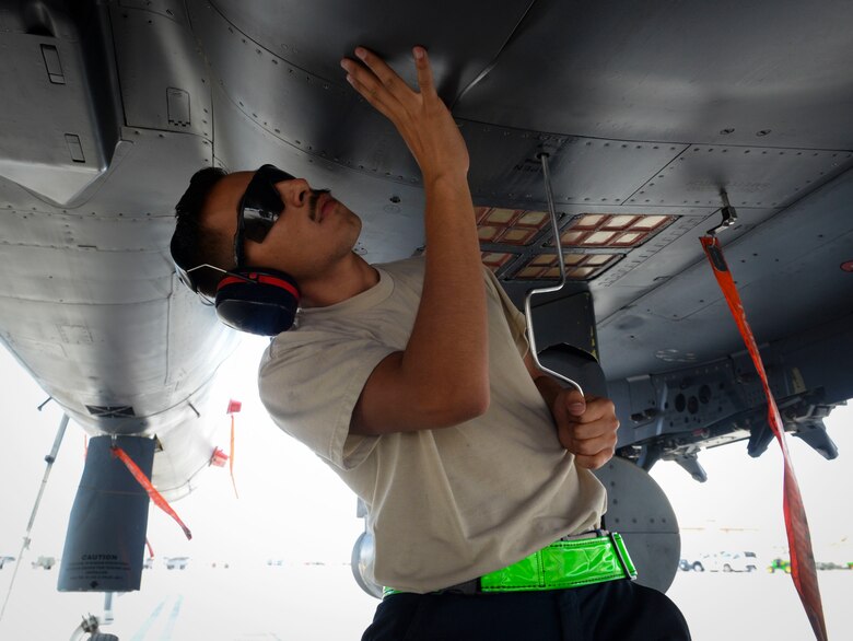 Dedicated Crew Chiefs keep jets, pilots flying > Nellis Air Force Base ...