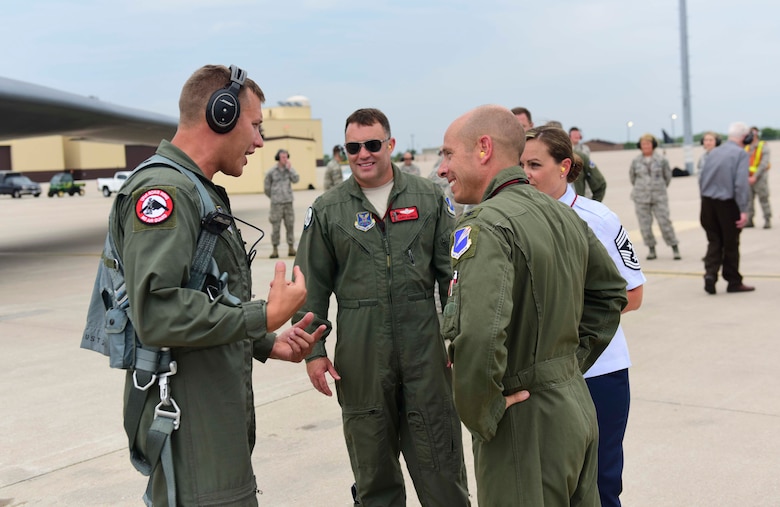 Whiteman active-duty, Guard crew chiefs earn ride of a lifetime > 131st ...