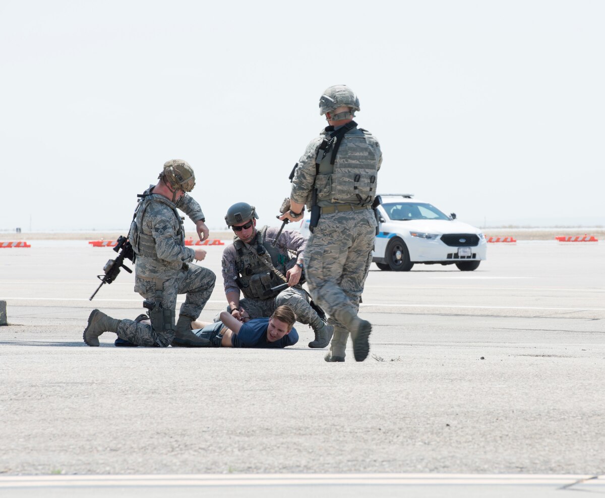 Gunfighters strengthen security measures during FPCON exercise ...