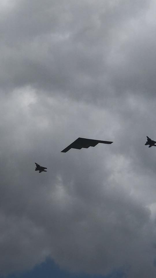 B-2 wows crowds at world’s largest military airshow > Whiteman Air ...
