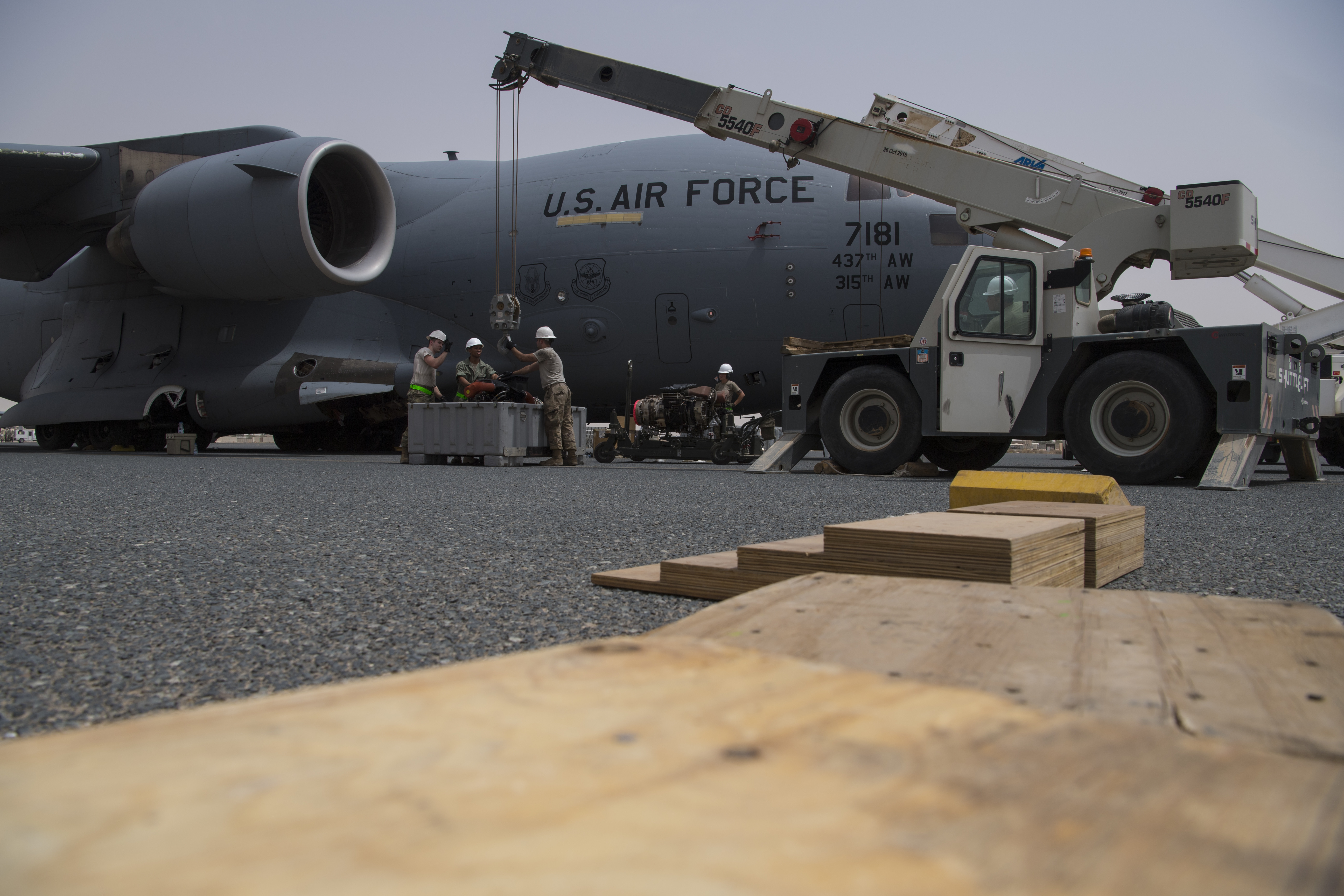 5th EAMS maintainers replace APU > U.S. Air Forces Central > Display