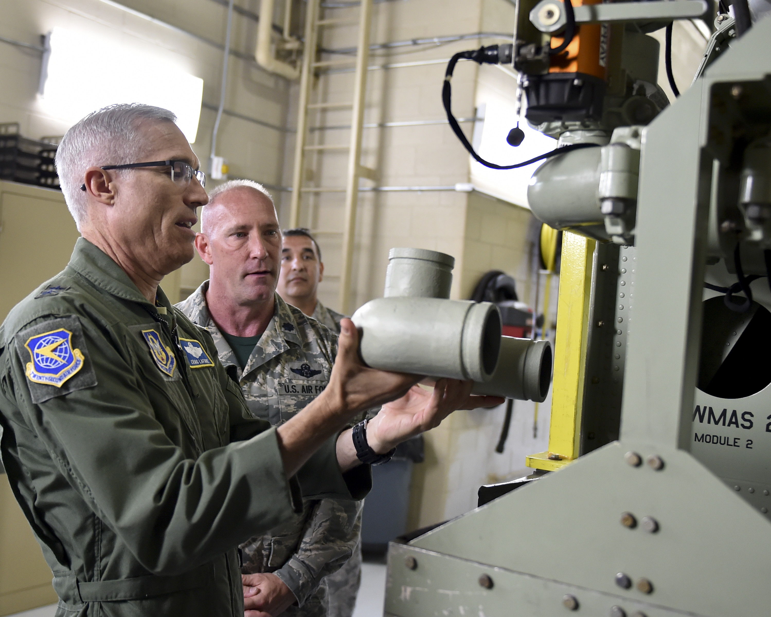 Commander of the 22nd Air Force visits the 910th Airlift Wing Reserve ...