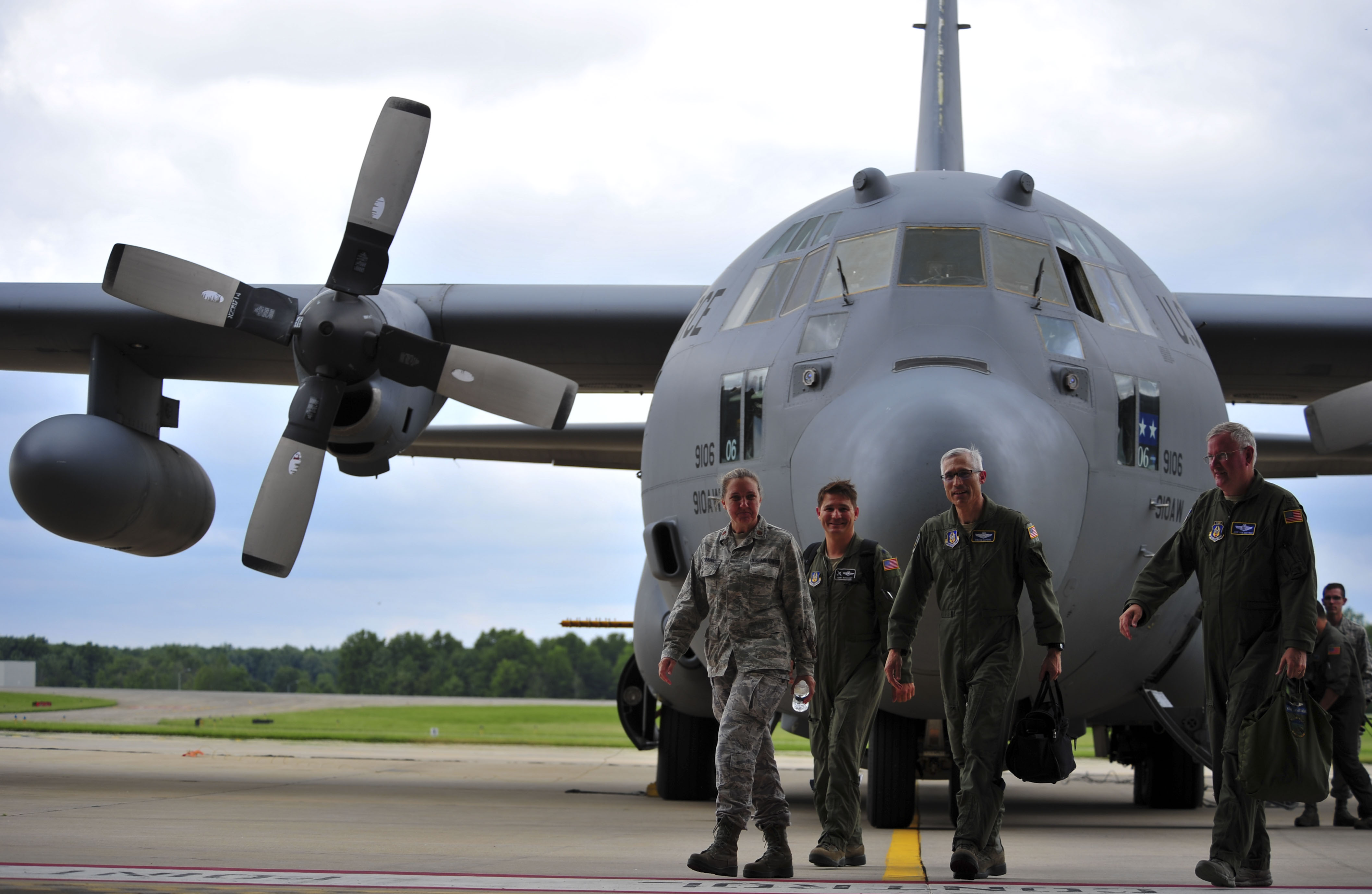 22nd Air Force commander visits 910th > Youngstown Air Reserve Station ...