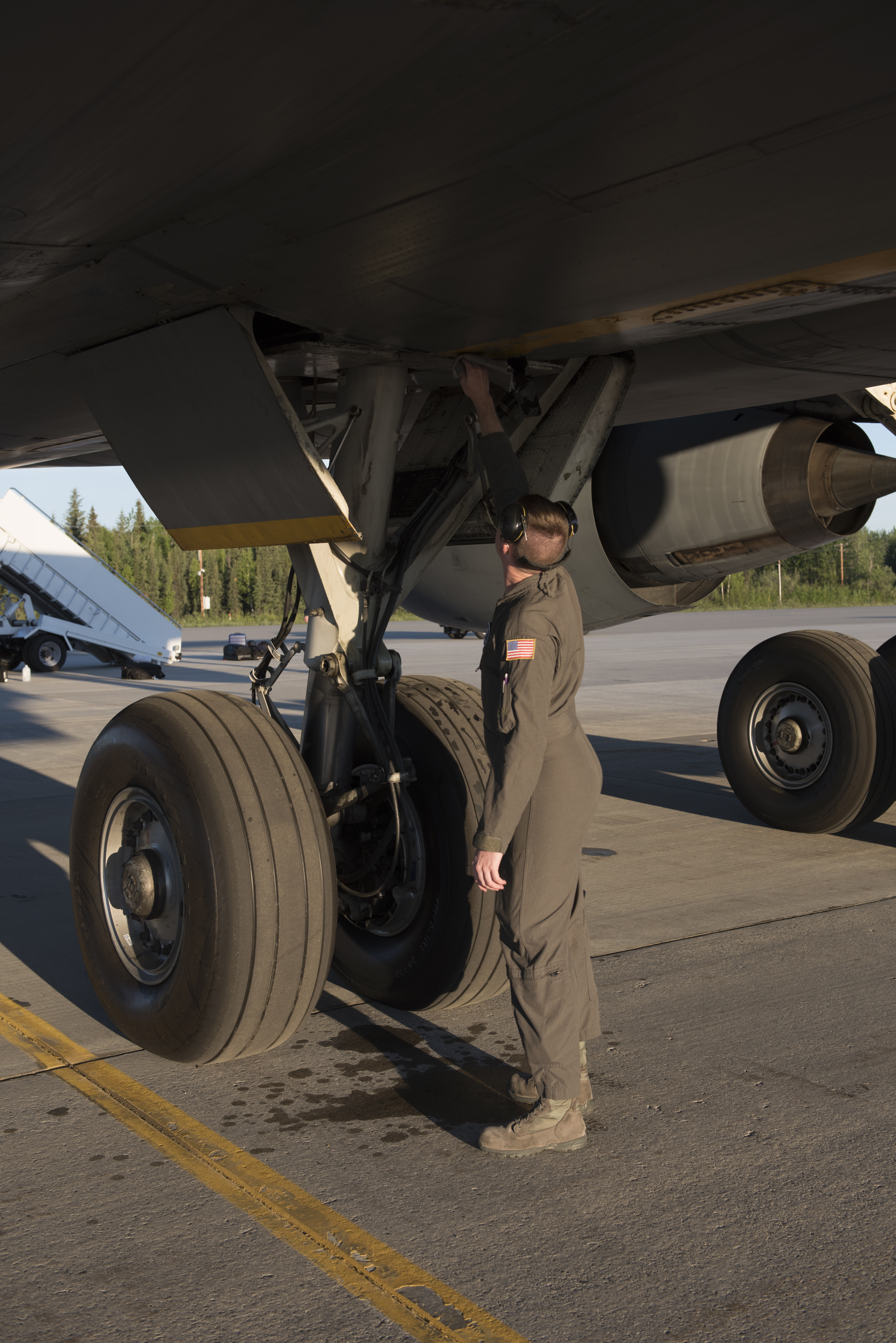 Flying crew chiefs enable Pacific refueling mission > Air Mobility ...