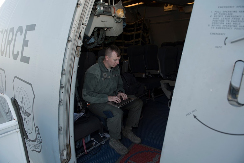 Flying crew chiefs enable Pacific refueling mission > Air Mobility ...