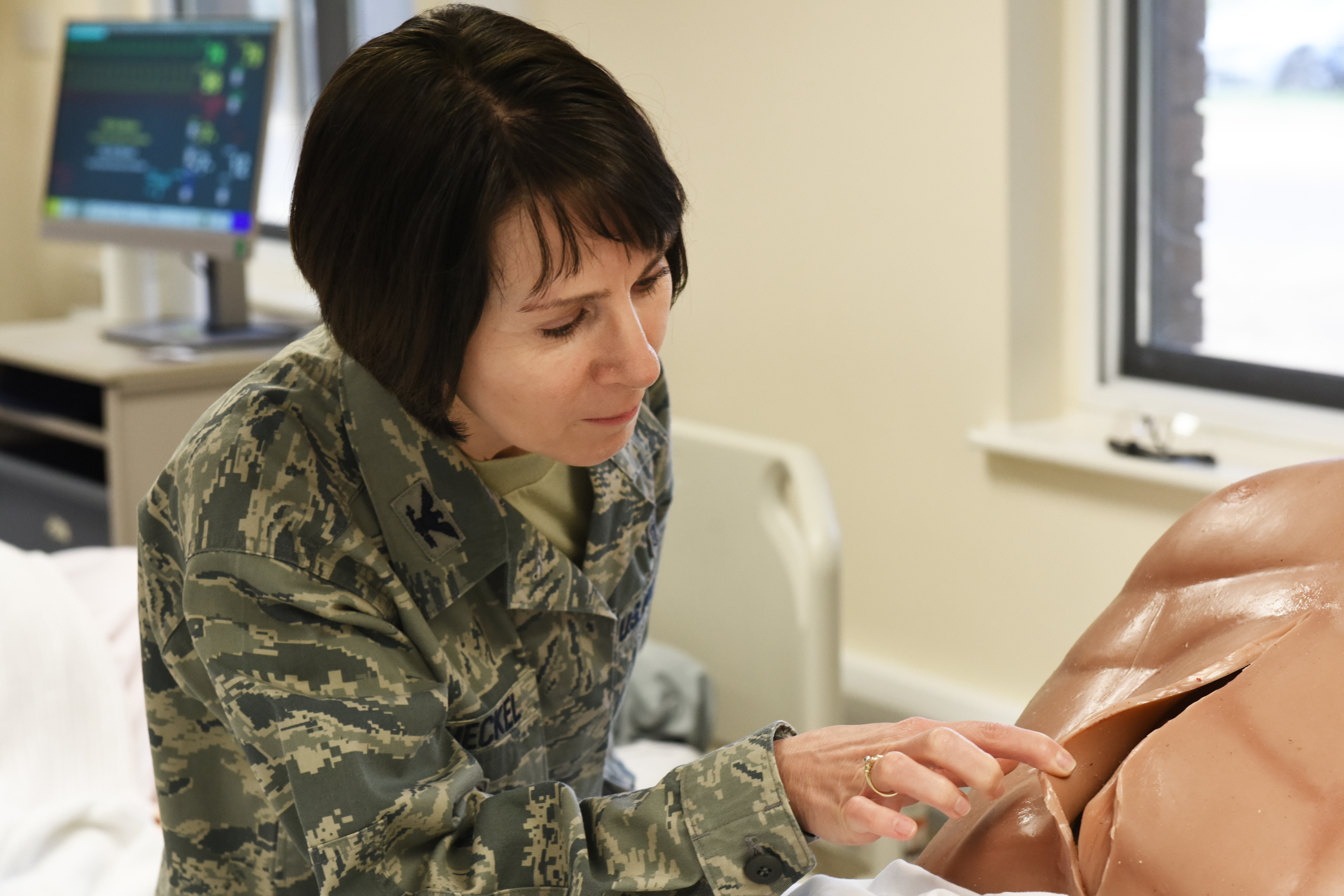 USAFE command surgeon visits 48th FW > Royal Air Force Lakenheath ...