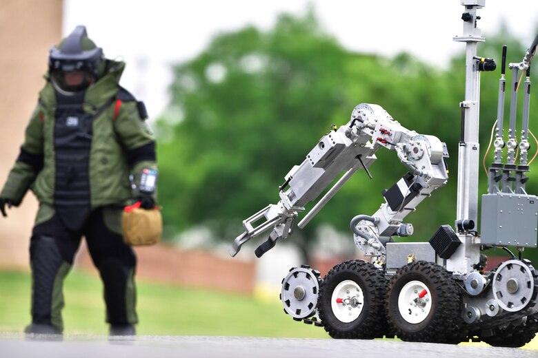 166 AW Airmen participate in suspicious package training event > 166th ...