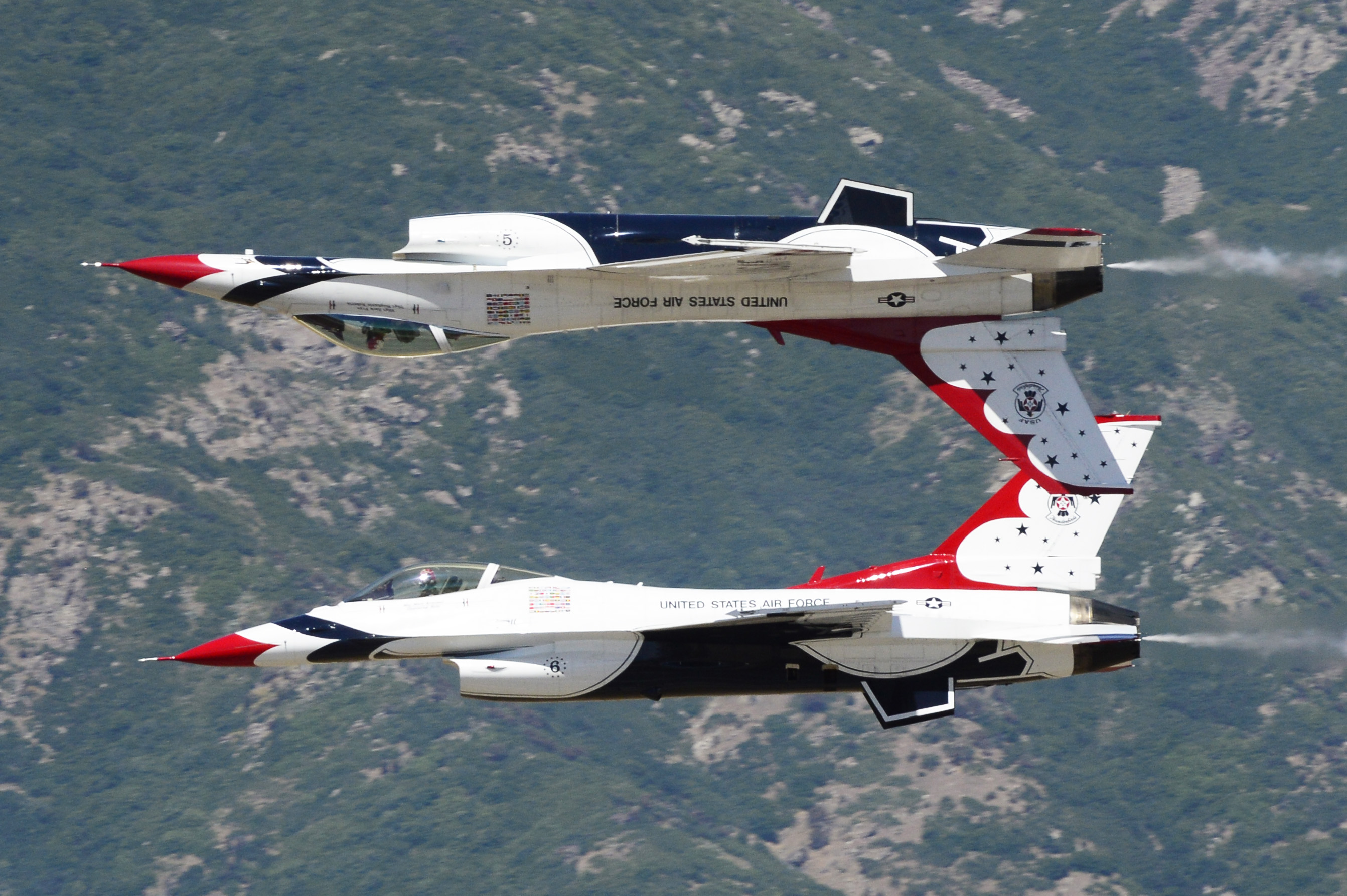 Thunderbirds solo aircraft inverted pass