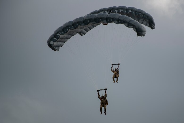 ST operators conduct military freefall > Air Force Special Tactics (24 ...