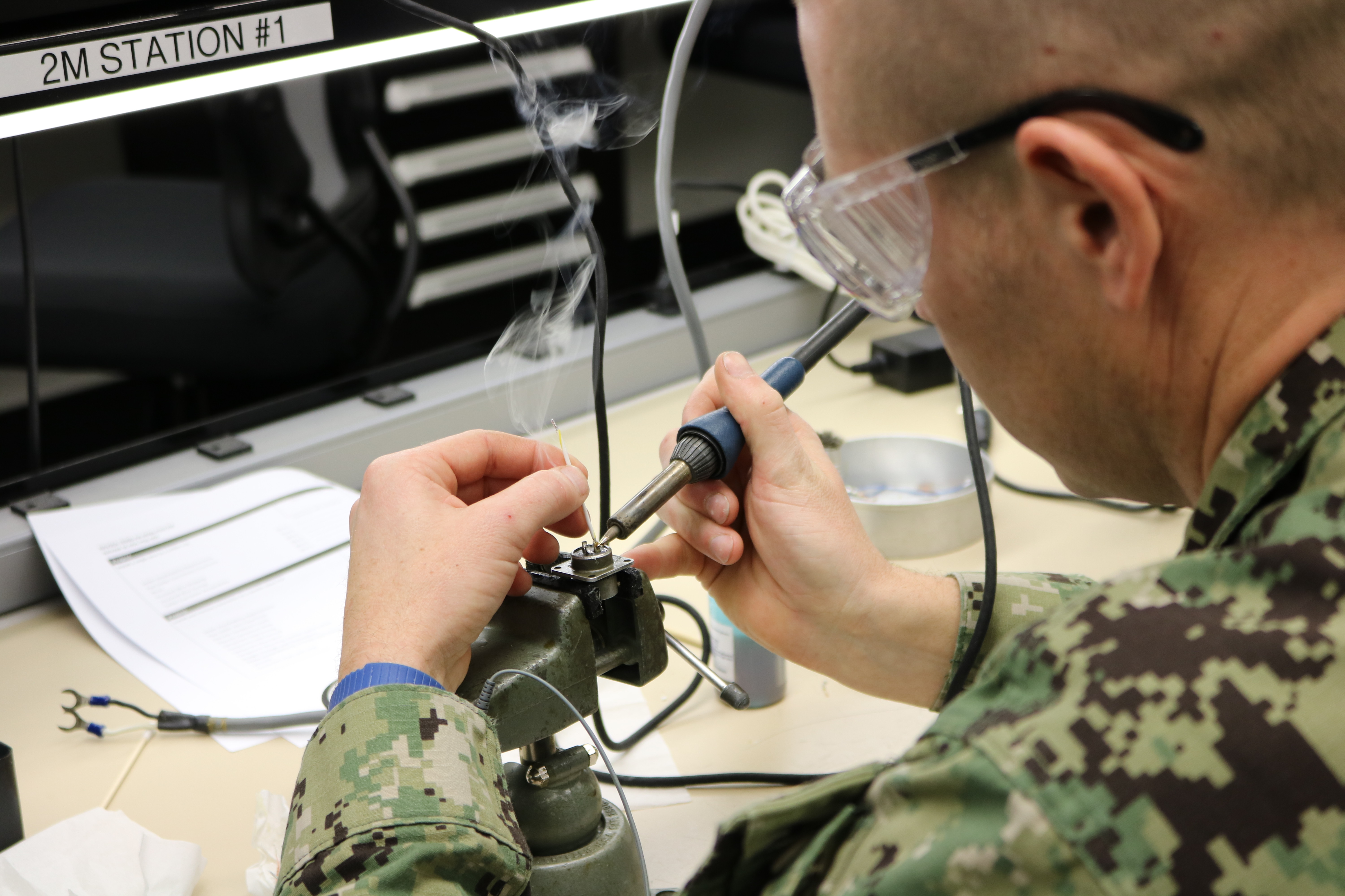 ET Petty Officer 1st Class Justin Thomas Tins a Wire
